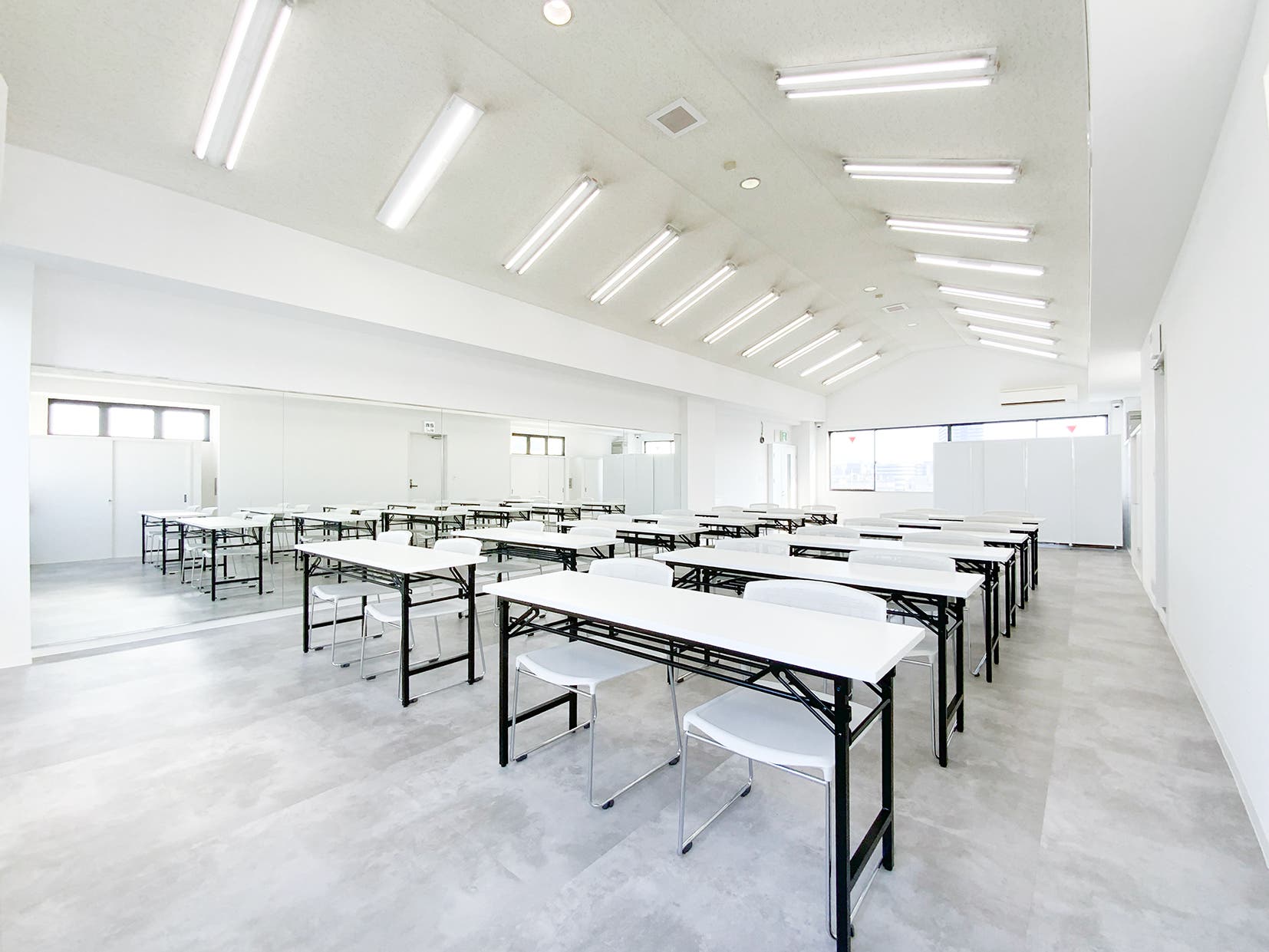 大船駅から徒歩5分の便利な立地にあるSTUDIO7は、多目的に利用できる約70㎡の広々としたレンタルスタジオです。の写真1