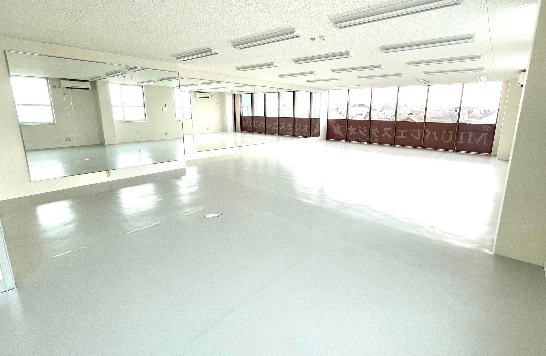 一面鏡張り！　堺市/深井清水町のバレエスタジオの写真1