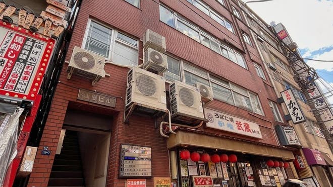 カラオケ、DJ付きの コの字型カウンターの隠れ家バー【新橋駅2分】の写真5