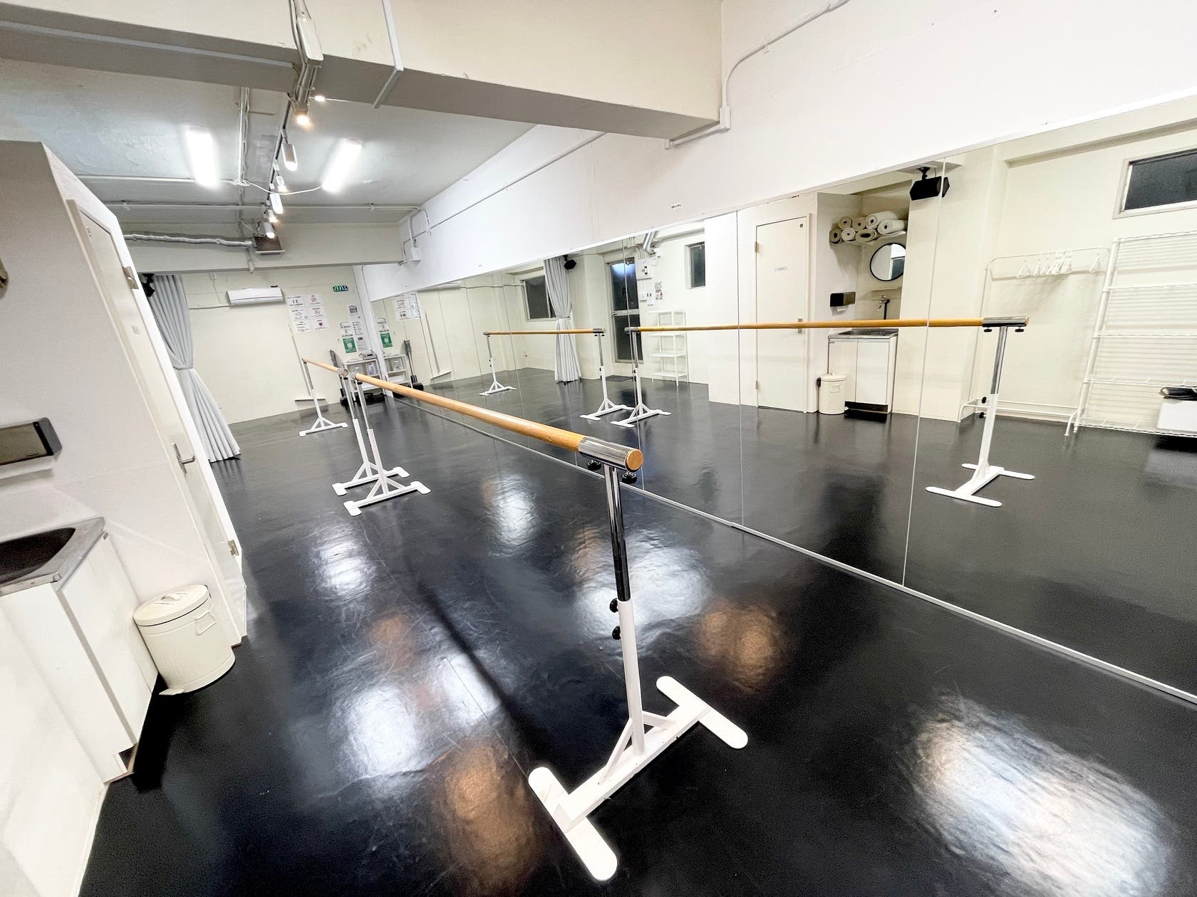 【新中野駅10秒】超駅近｜地域最安｜44平米｜天井高く開放的｜10人で余裕｜LED照明｜WiFi｜ヨガマット｜バレエバー🩰の写真30