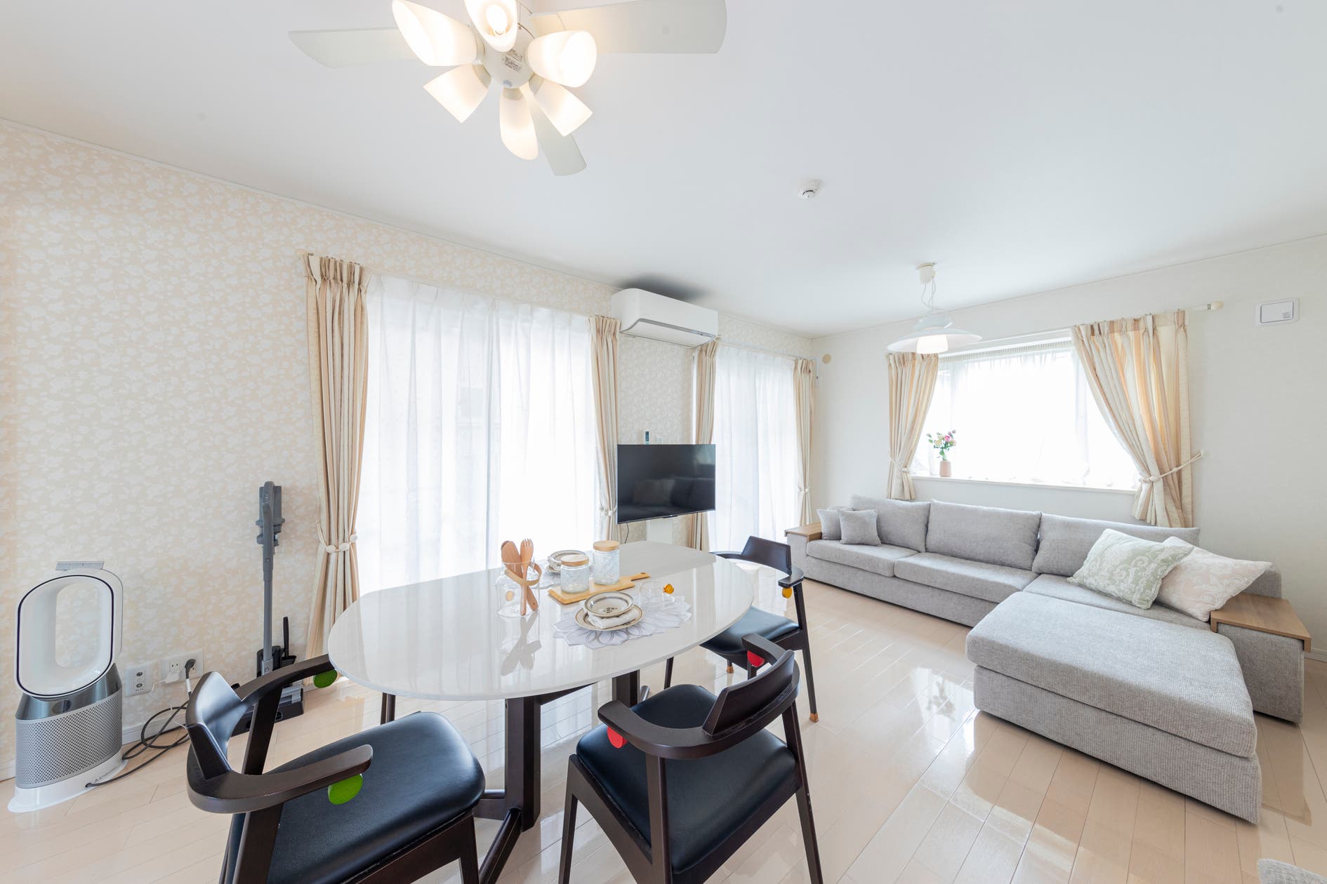 駅近！おうちスペース、広々リビングの写真1