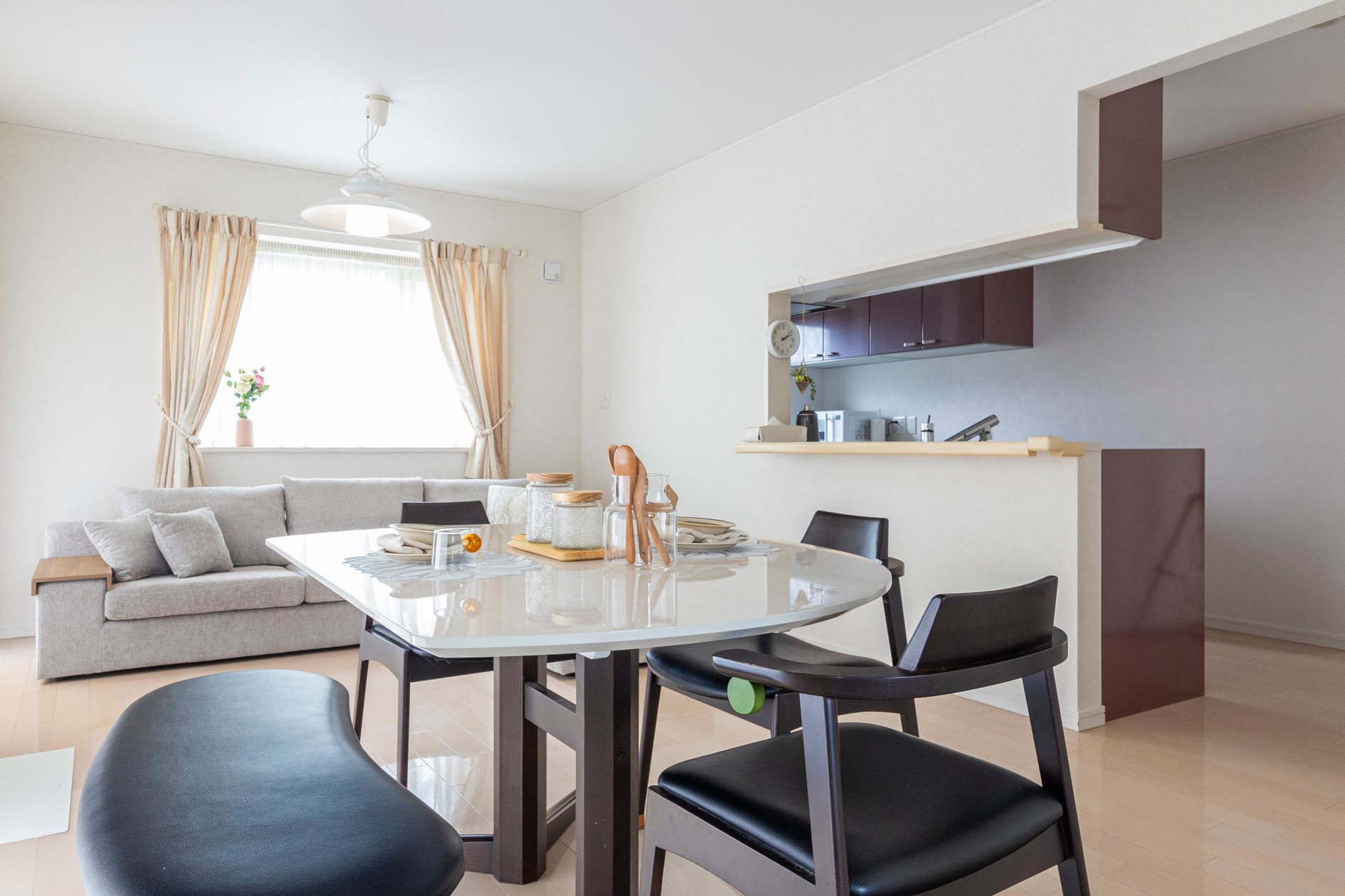 駅近！おうちスペース、広々リビングの写真2