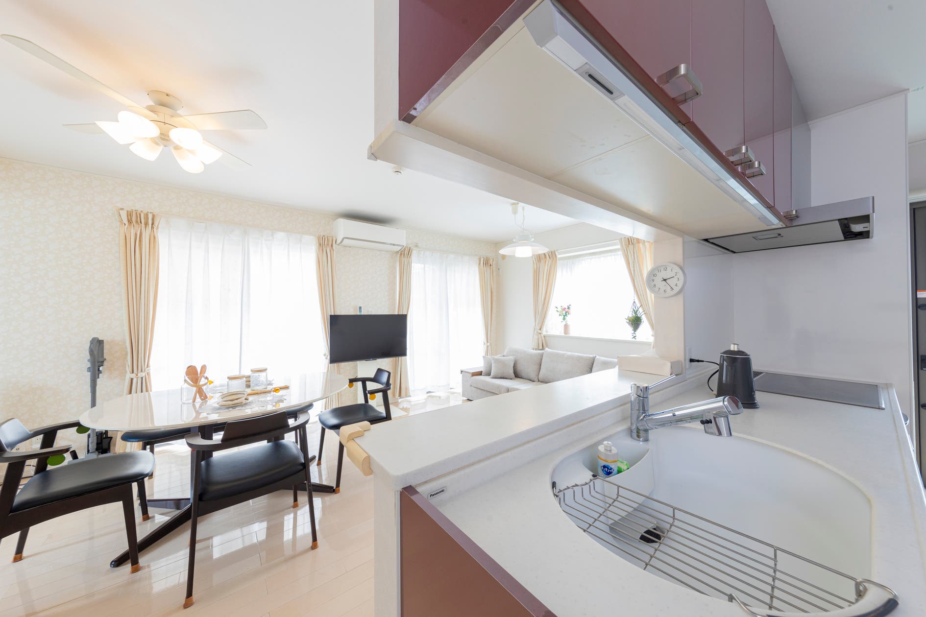 駅近！おうちスペース、広々リビングの写真4