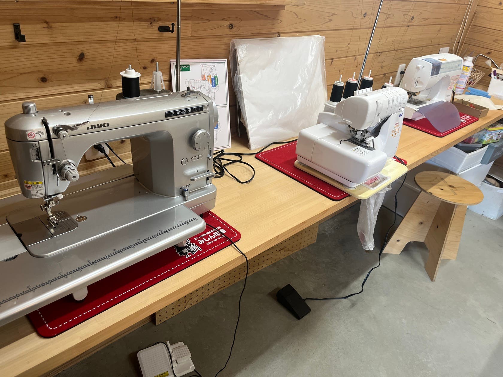 ミシンと作業スペースのレンタル。職業用ミシン、ロックミシン完備。A1サイズのカッティングマットで広々作業。駐車場完備。の写真1