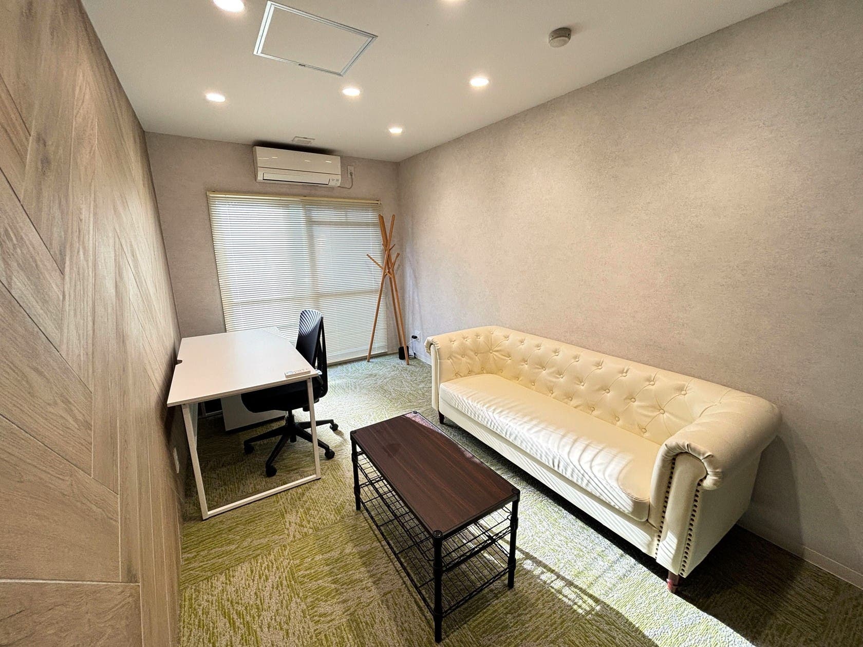 Room4【いつでも快適オフィス】受付スタッフ常駐/ゆったりソファ/最大2名/Wi-Fi完備/の写真1