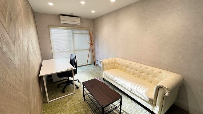 Room4【いつでも快適オフィス】受付スタッフ常駐/ゆったりソファ/最大2名/Wi-Fi完備/の写真1