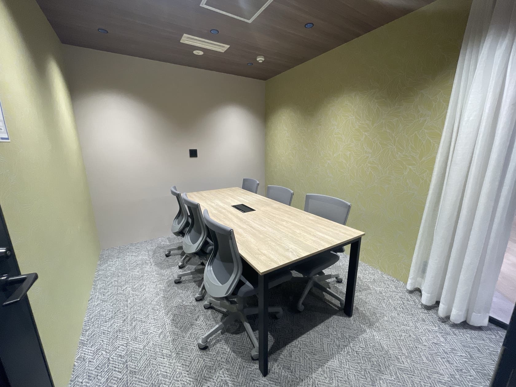 志木駅南口徒歩３０秒　おしゃれでキレイな貸し会議室(ミーティングルームA）の写真1