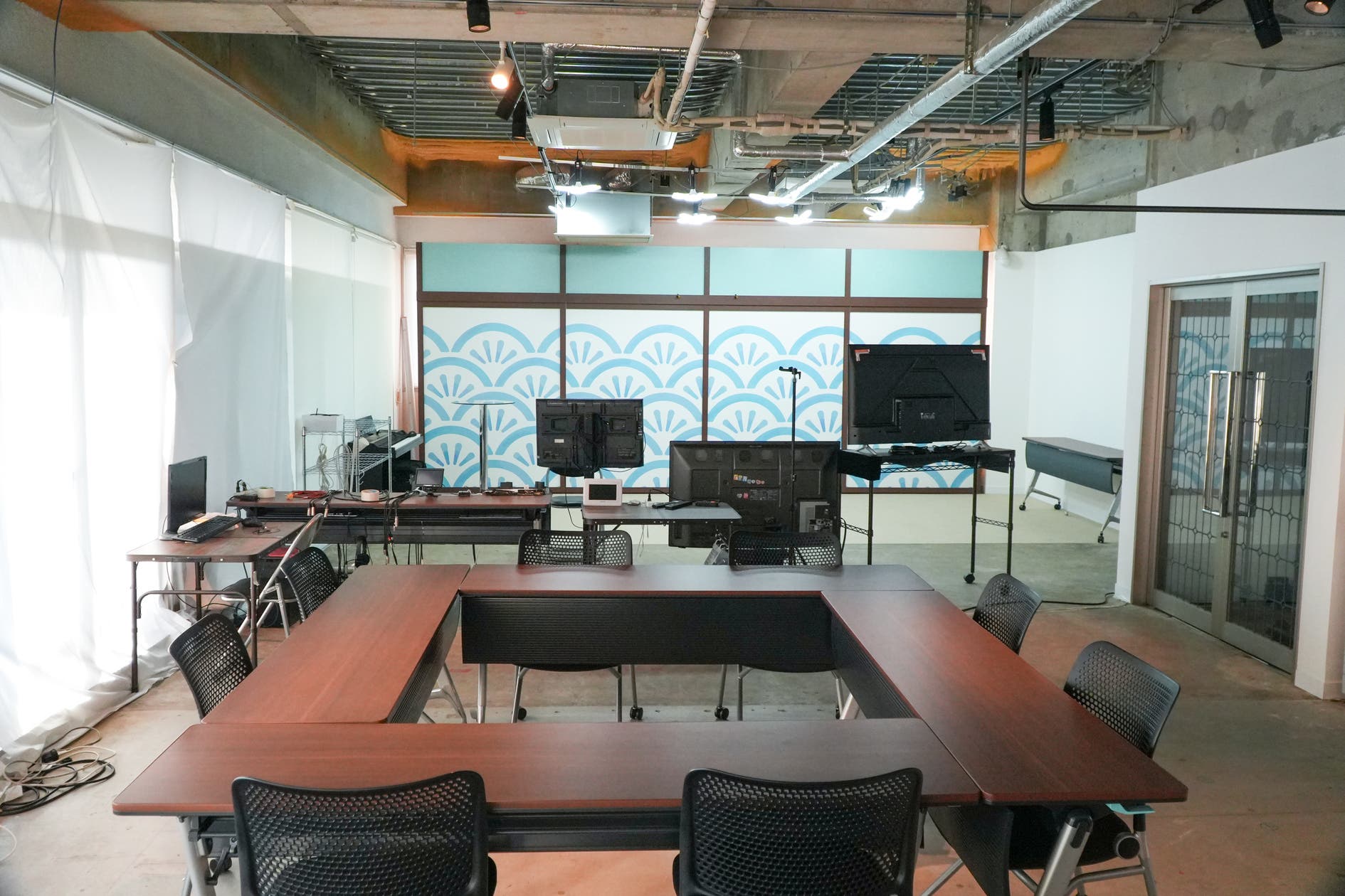 渋谷駅から車で30分！　綾瀬ICから5分　撮影／配信スタジオ（103.3㎡）【大型駐車場完備】の写真1