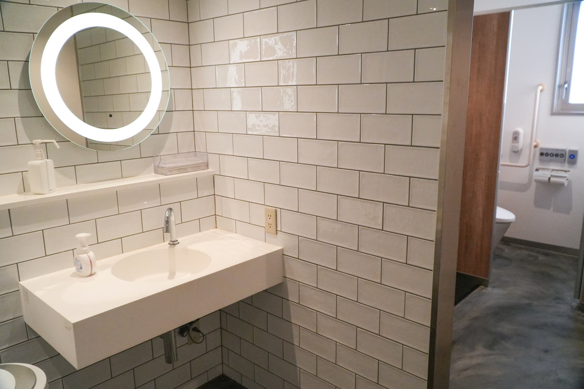 渋谷駅から車で30分！　綾瀬ICから5分　撮影／配信スタジオ（103.3㎡）【大型駐車場完備】の写真13