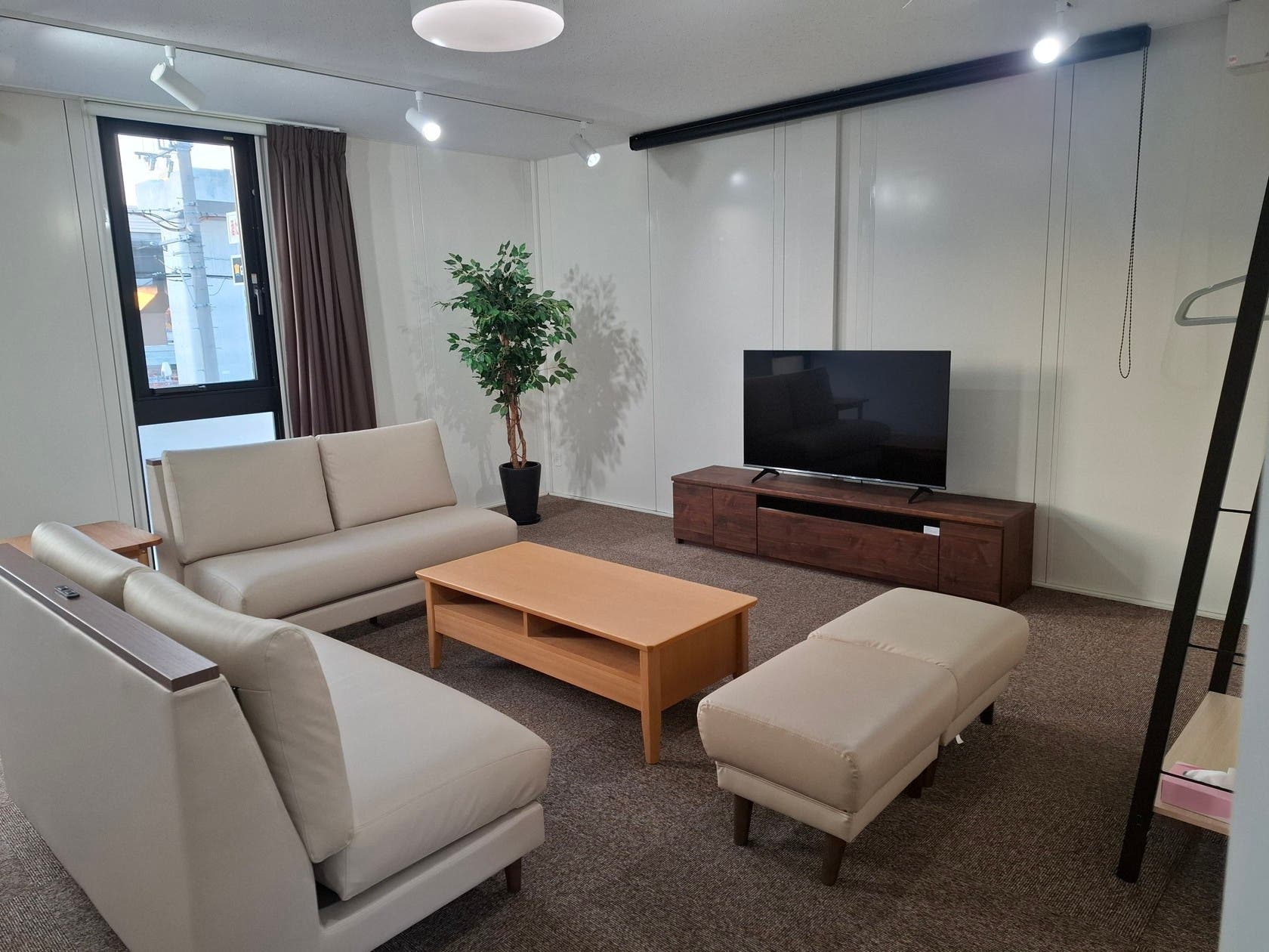 【Living2】✨U-SPACE東大阪店✨リビングをイメージしたちょっとした集まりに最適のスペースです♪Wi-Fi/東大阪市の写真1