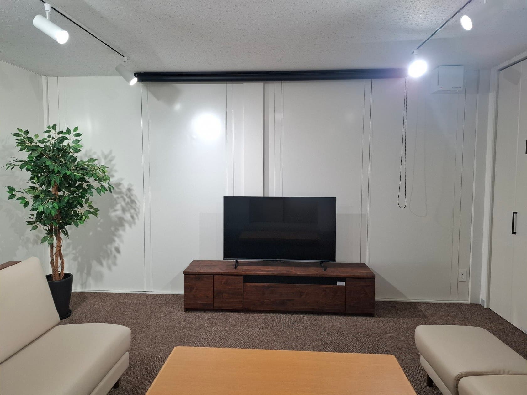 【Living2】✨U-SPACE東大阪店✨リビングをイメージしたちょっとした集まりに最適のスペースです♪Wi-Fi/東大阪市の写真3