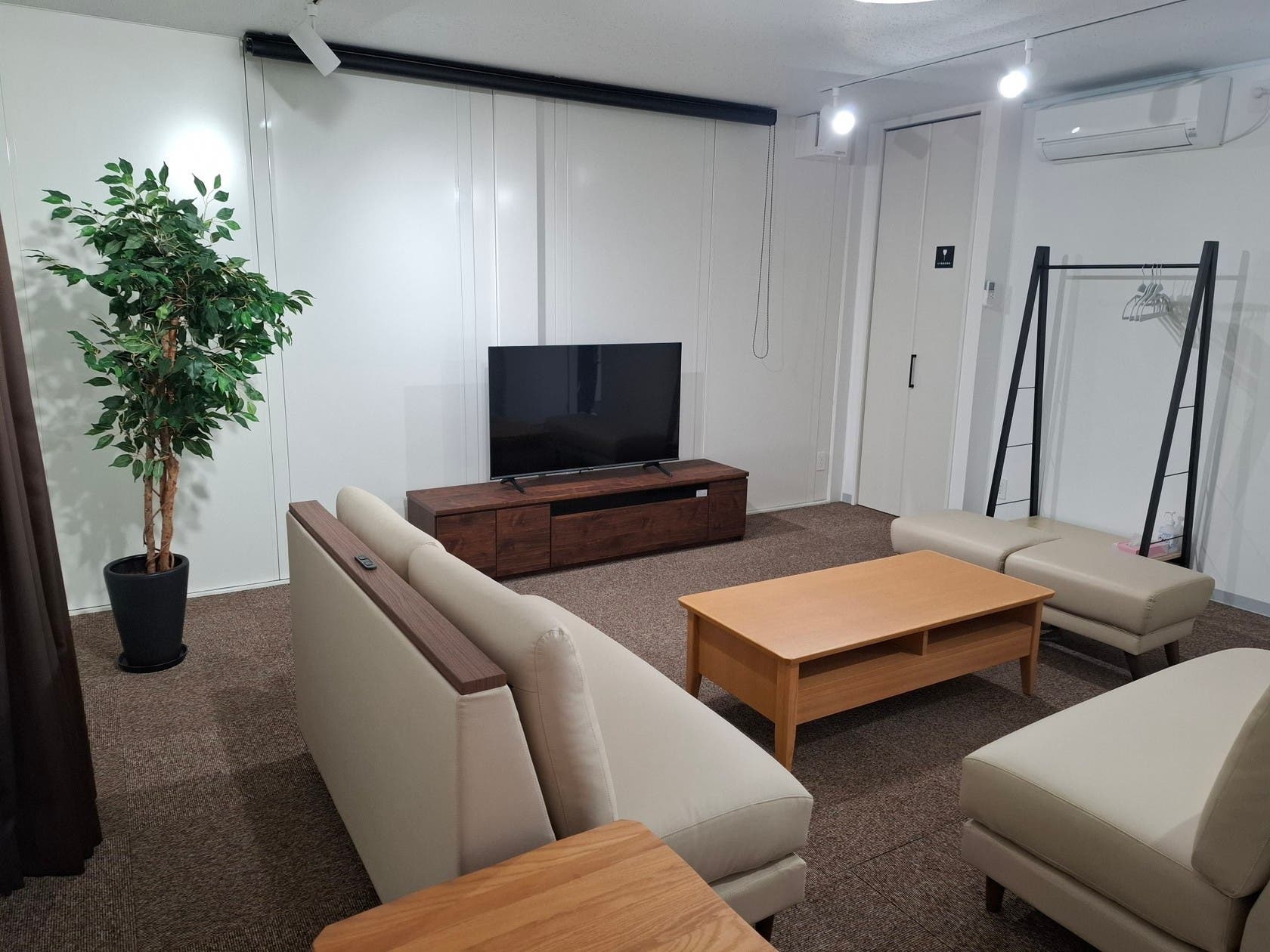 【Living2】✨U-SPACE東大阪店✨リビングをイメージしたちょっとした集まりに最適のスペースです♪Wi-Fi/東大阪市の写真2