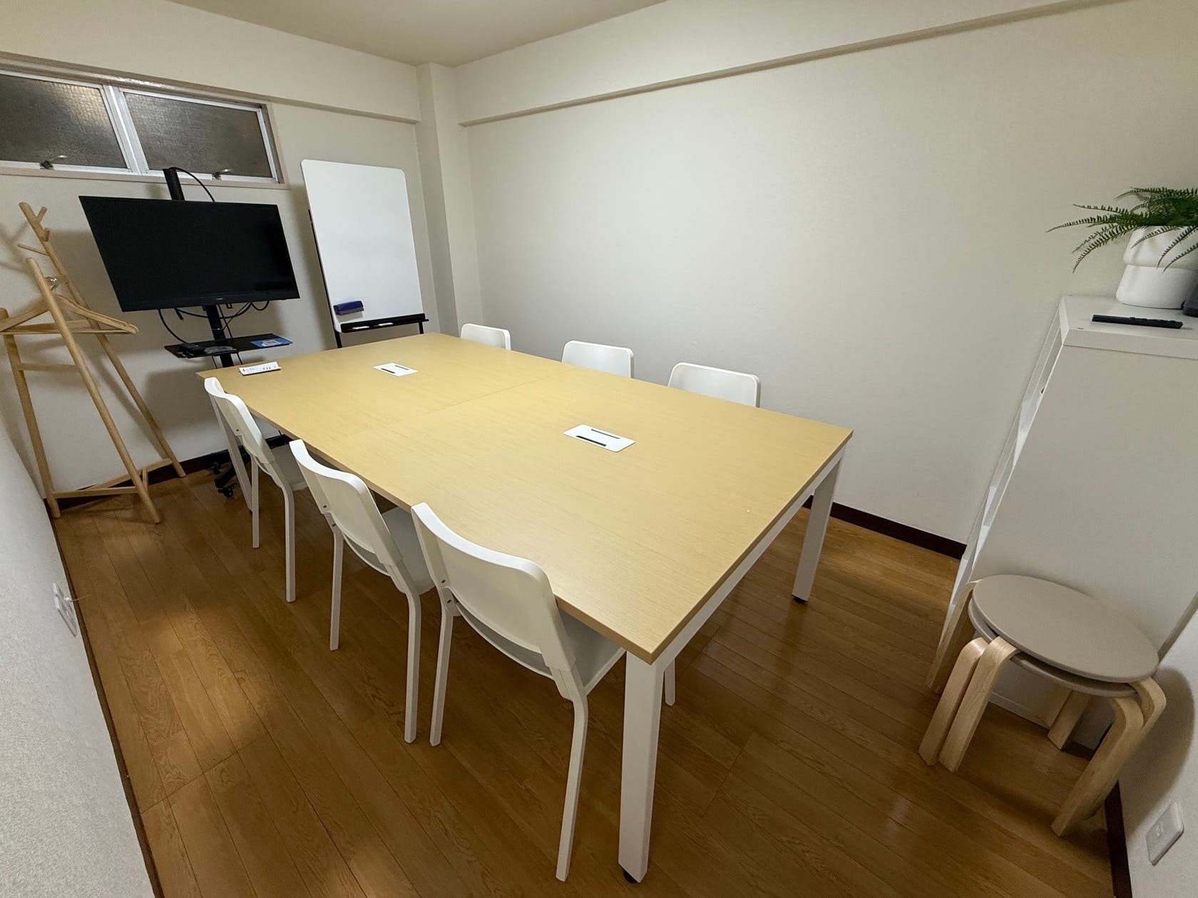 品川駅3分🚶‍♂️エアコン無し🙇‍♀️温風・送風機🈶会議・打ち合わせ💬各種撮影👌シャトープレイス品川E貸会議室の写真1