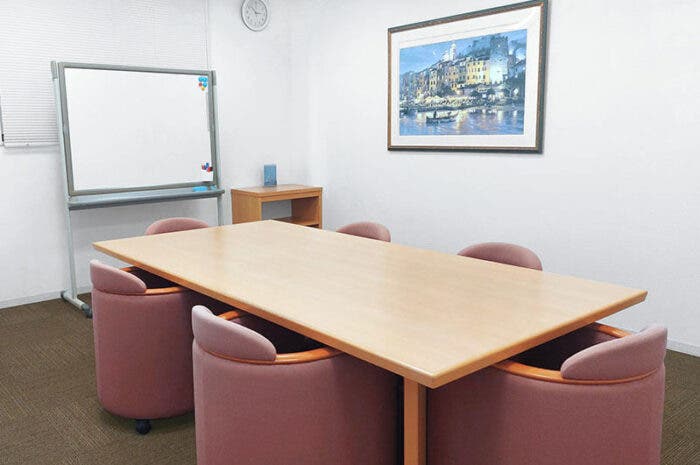 《名古屋会議室　imy会議室　5階応接室》千種エリアで最大6名収容可能！控室やお打合わせにおすすめの写真1