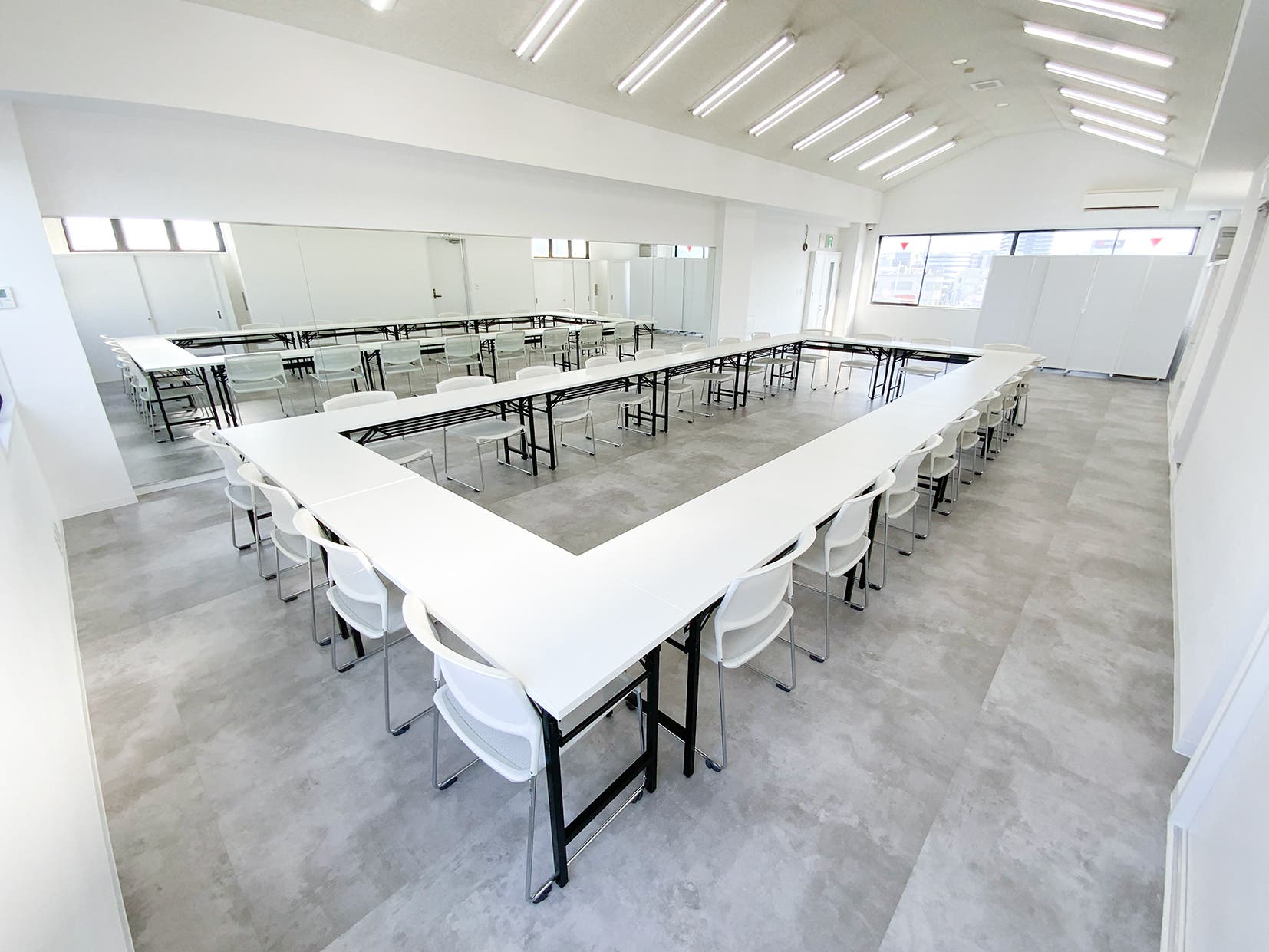 大船駅から徒歩5分の便利な立地にあるSTUDIO7は、多目的に利用できる約70㎡の広々としたレンタルスタジオです。の写真2