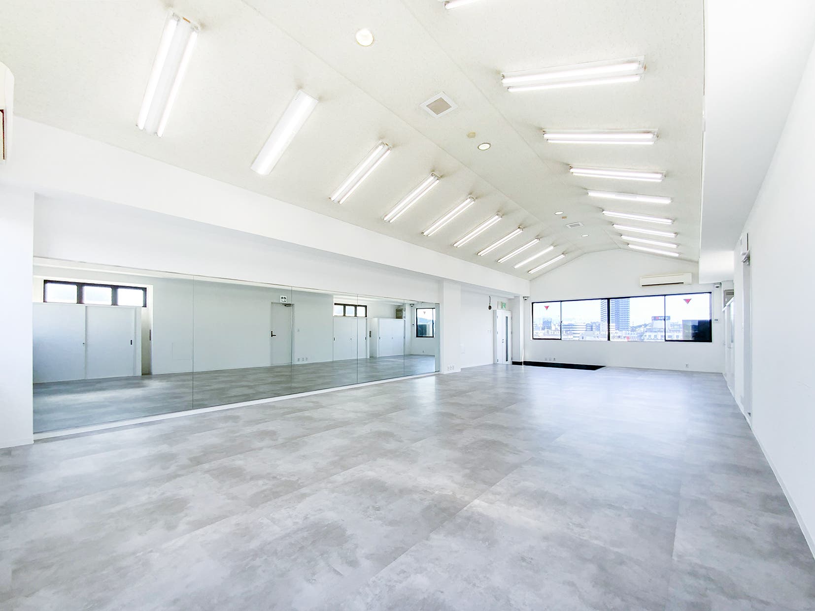 大船駅から徒歩5分の便利な立地にあるSTUDIO7は、多目的に利用できる約70㎡の広々としたレンタルスタジオです。の写真3