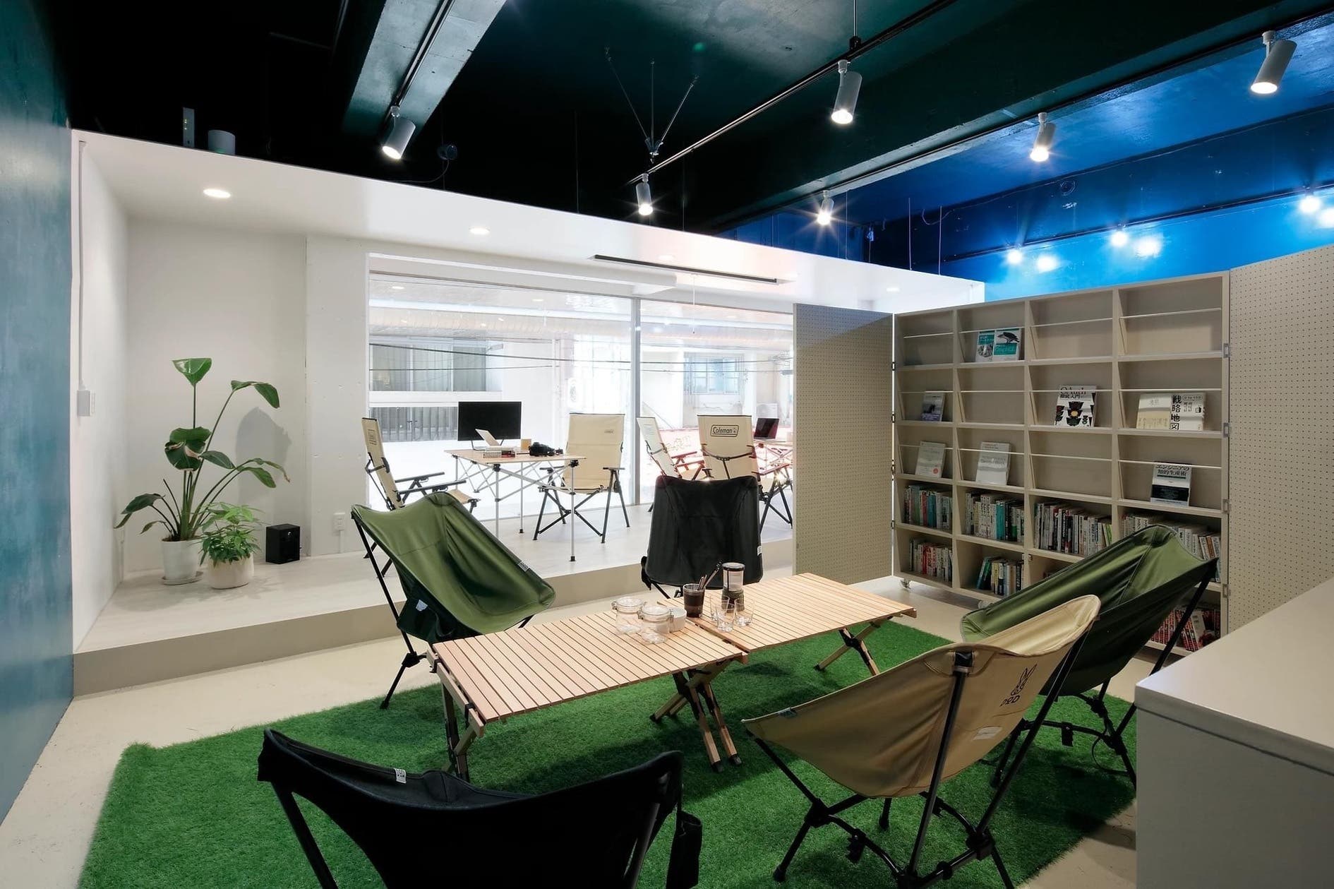 コザ商店街の中心・イベント／収録／制作に使える多機能スペース｜KOZA BASECAMPの写真1