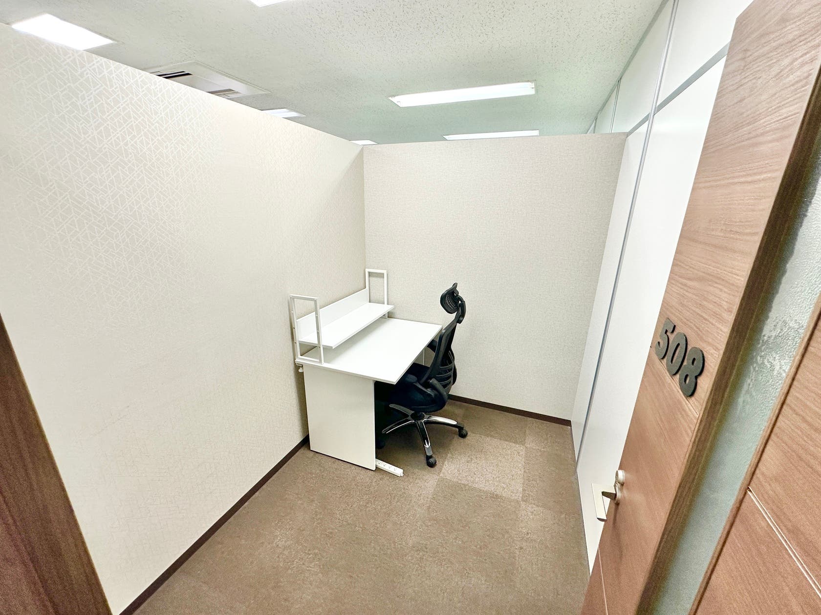 【名古屋駅1番出口より徒歩3分】1～2名★個室で人目を気にせず集中して作業・仕事・学習に最適！Wi-Fi無料！日貸の写真4