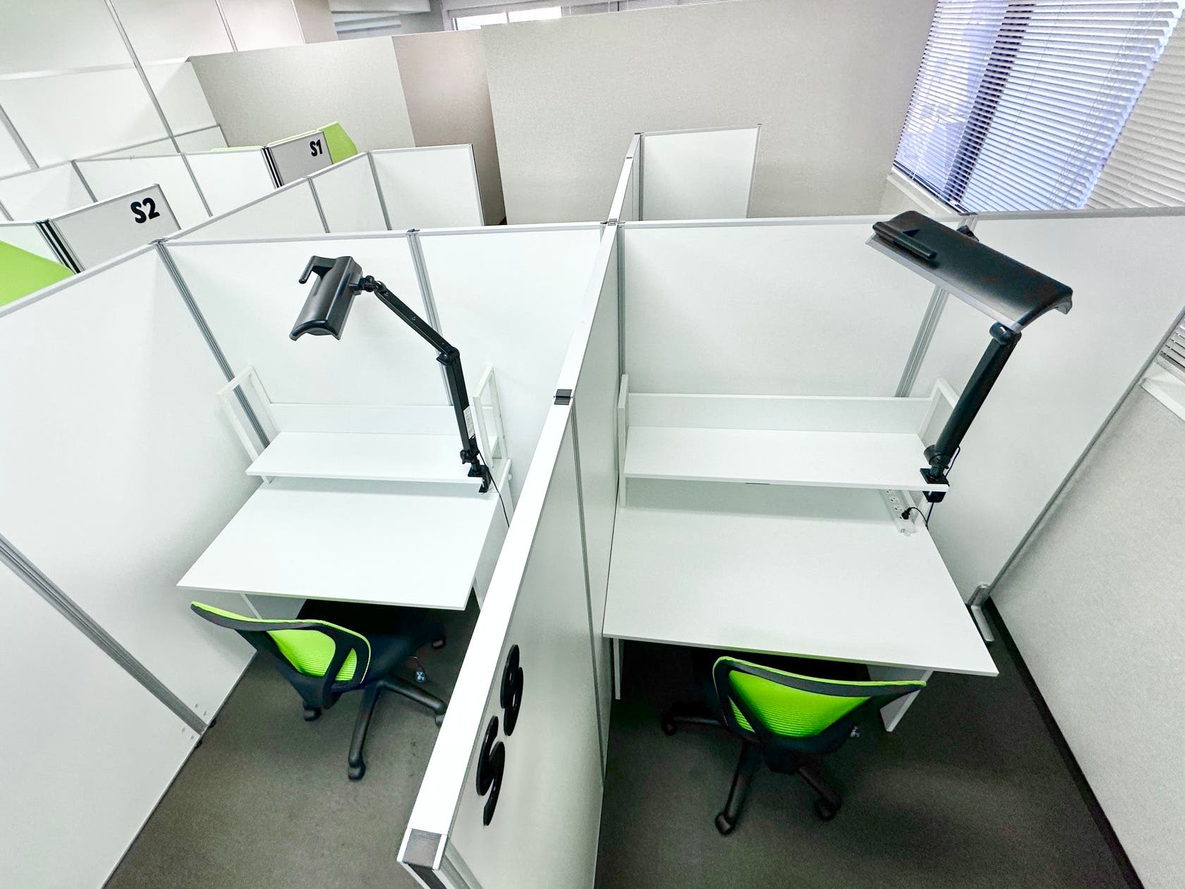 【名古屋駅1番出口より徒歩3分】1～2名★仕切られたスペースで人目を気にせず集中して作業・仕事・学習に最適！Wi-Fi無料！日貸の写真6