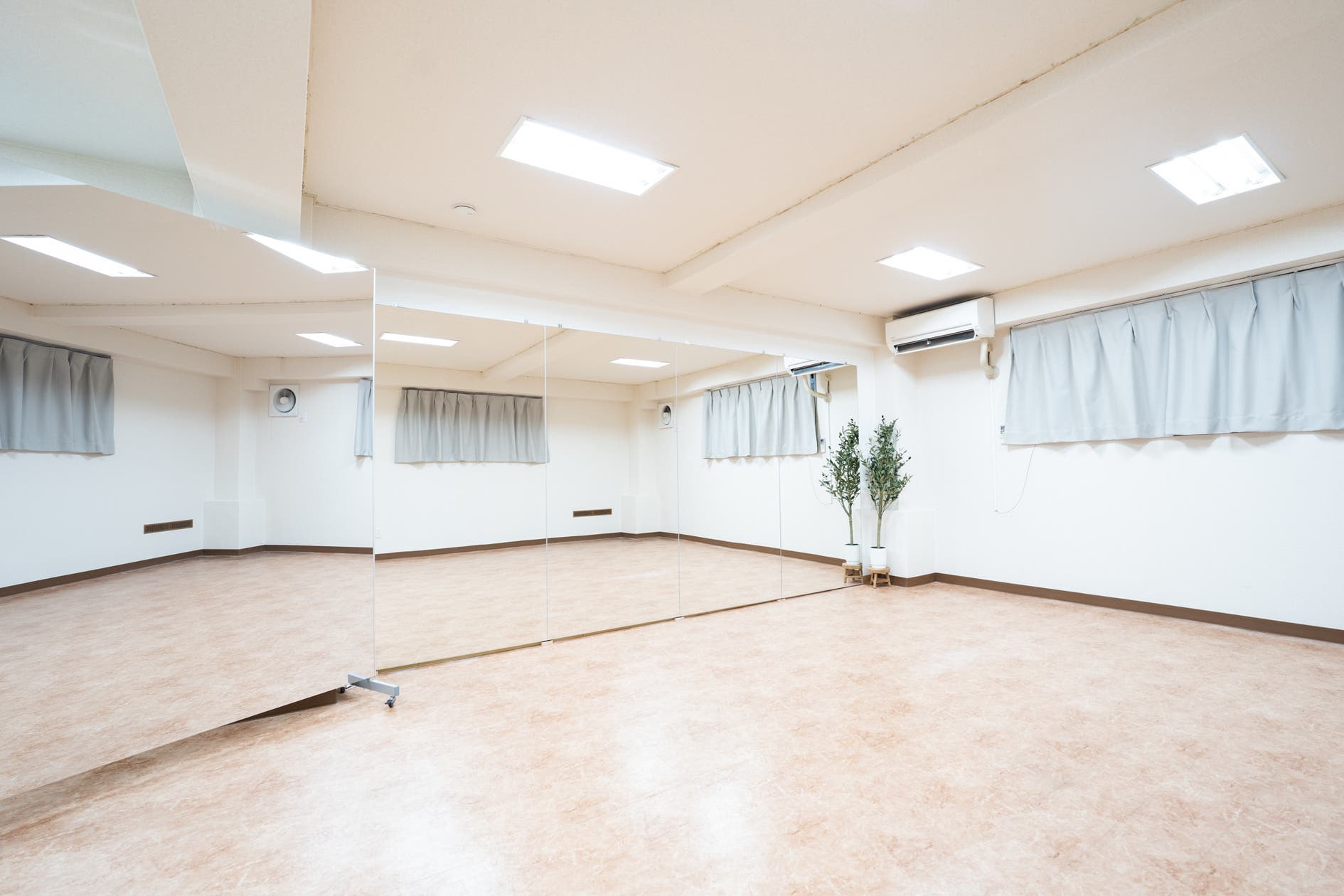 【🆕オープン30%割実施中✨】高円寺徒歩7分✨最大15人広々スタジオでダンス/ヨガ/舞台など　グループ利用に最適/撮影OK！の写真1