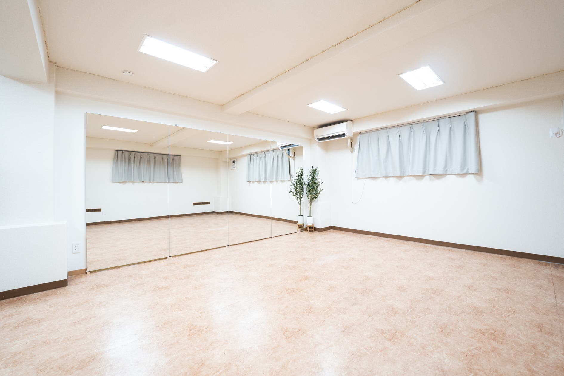 【🆕オープン30%割実施中✨】高円寺徒歩7分✨最大15人広々スタジオでダンス/ヨガ/舞台など　グループ利用に最適/撮影OK！の写真2