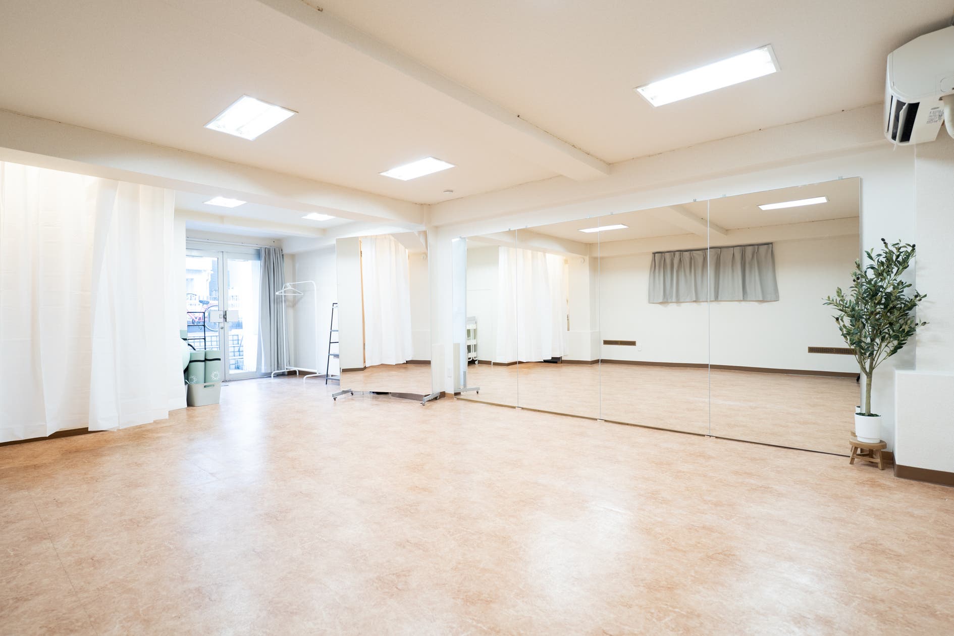 【🆕オープン30%割実施中✨】高円寺徒歩7分✨最大15人広々スタジオでダンス/ヨガ/舞台など　グループ利用に最適/撮影OK！の写真3