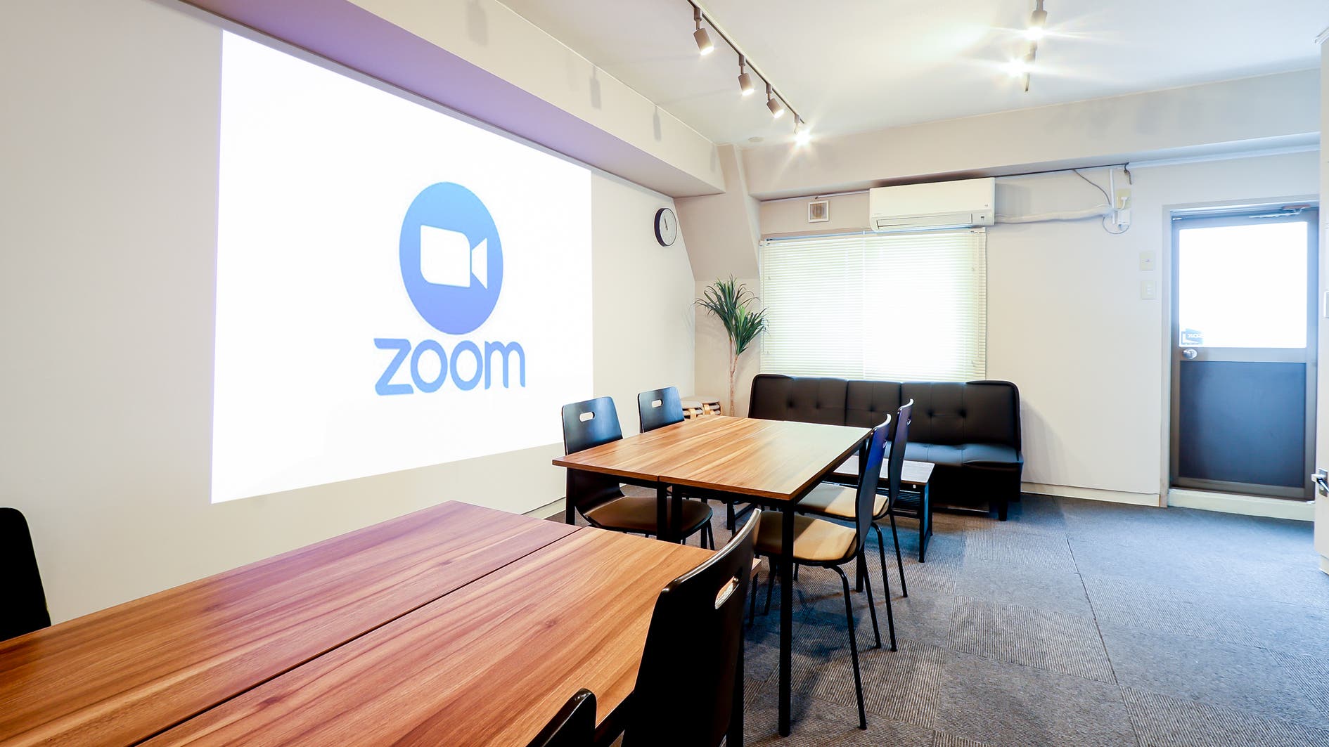 【カフェカーム梅田】大阪駅・梅田駅エリア　北新地駅徒歩2分♪完全個室・貸スペース・イベントスペース・高機能プロジェクターの写真1