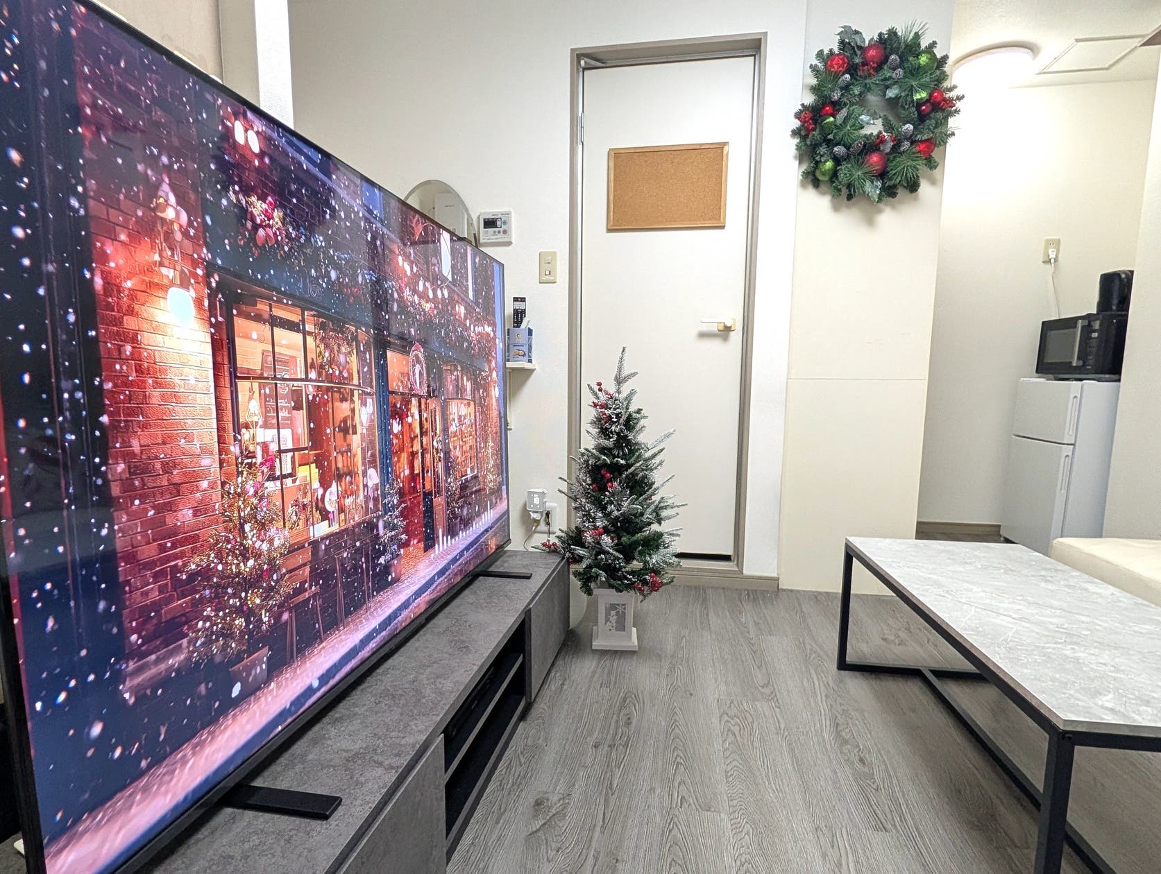 パーティルーム 市川駅2分｜65型4Kで映画鑑賞◎｜クリスマス🎄/おうちデート/女子会/推し活/誕生日会/忘年会/クリスマス会の写真1