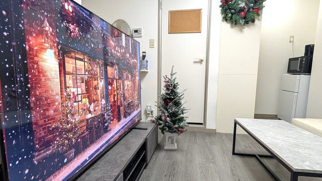 パーティルーム 市川駅2分|65型4Kで映画鑑賞◎|クリスマス🎄/おうちデート/女子会/推し活/誕生日会/忘年会/クリスマス会の写真1