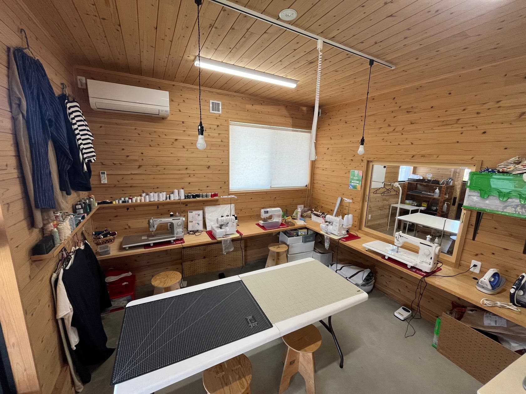 ミシンと作業スペースのレンタル。職業用ミシン、ロックミシン完備。A1サイズのカッティングマットで広々作業。駐車場完備。の写真2