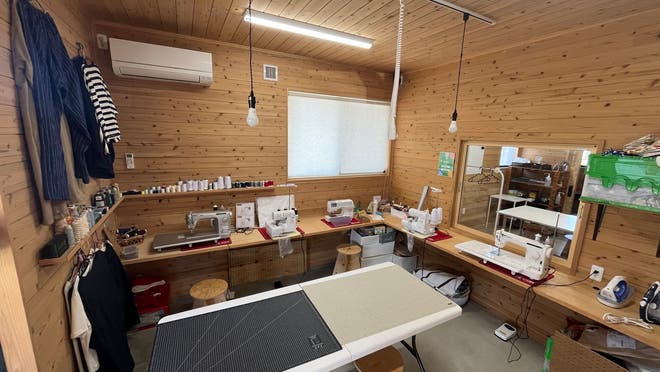 ミシンと作業スペースのレンタル。職業用ミシン、ロックミシン完備。A1サイズのカッティングマットで広々作業。駐車場完備。の写真2