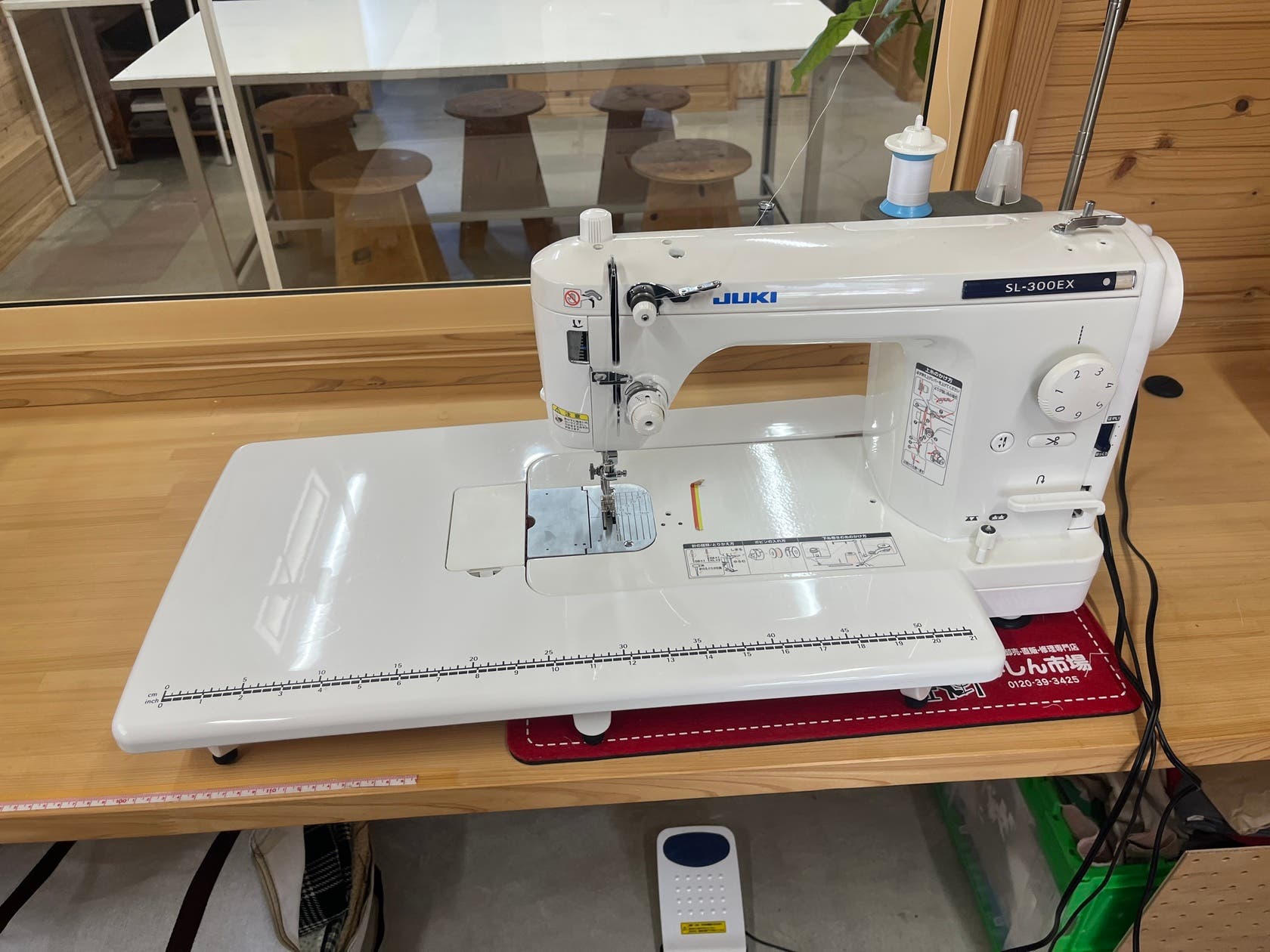 ミシンと作業スペースのレンタル。職業用ミシン、ロックミシン完備。A1サイズのカッティングマットで広々作業。駐車場完備。の写真6