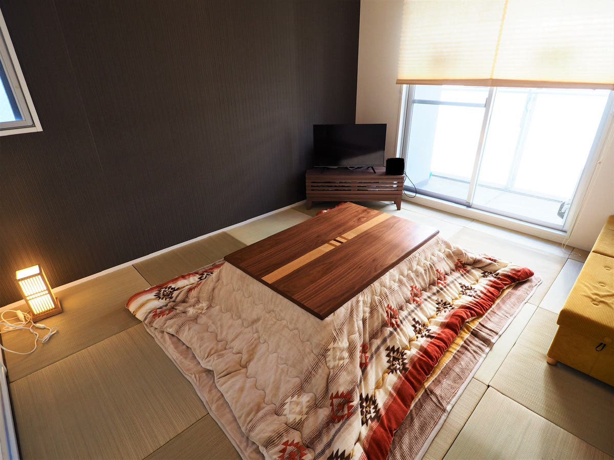 あったかこたつでほっこり🍵24hゴミ捨て可！ボドゲ20種以上・座布団完備のモダン和室～レンスぺACE難波2号店の写真1