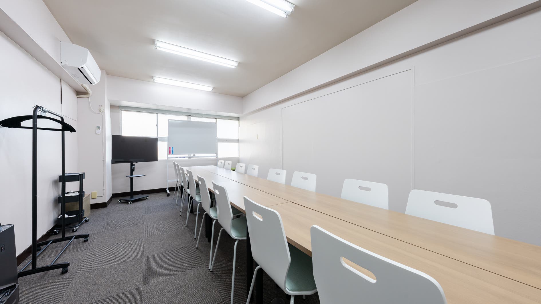 【池袋駅7分】18席、光回線高速WiFi、モニター・ホワイトボード完備☆1日1回スタッフ完全清掃の会議室の写真1