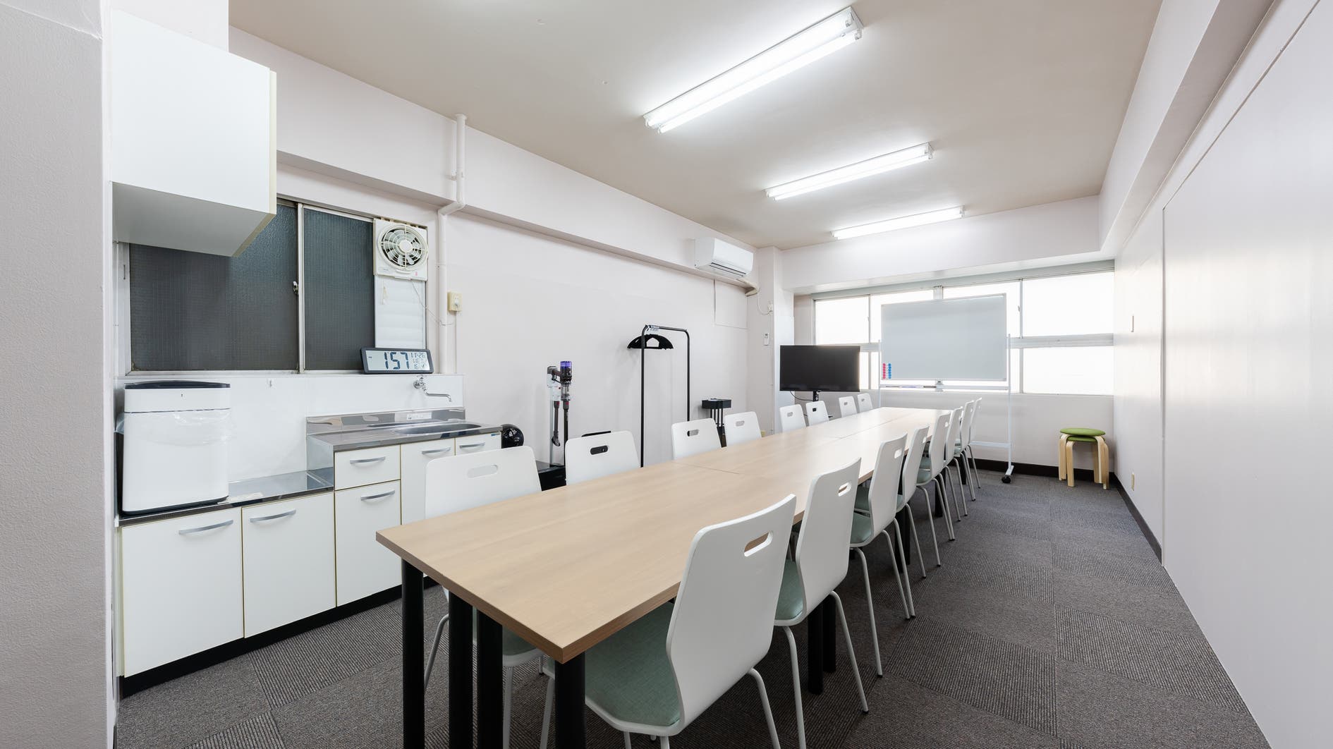【池袋駅7分】18席、光回線高速WiFi、モニター・ホワイトボード完備☆1日1回スタッフ完全清掃の会議室の写真2