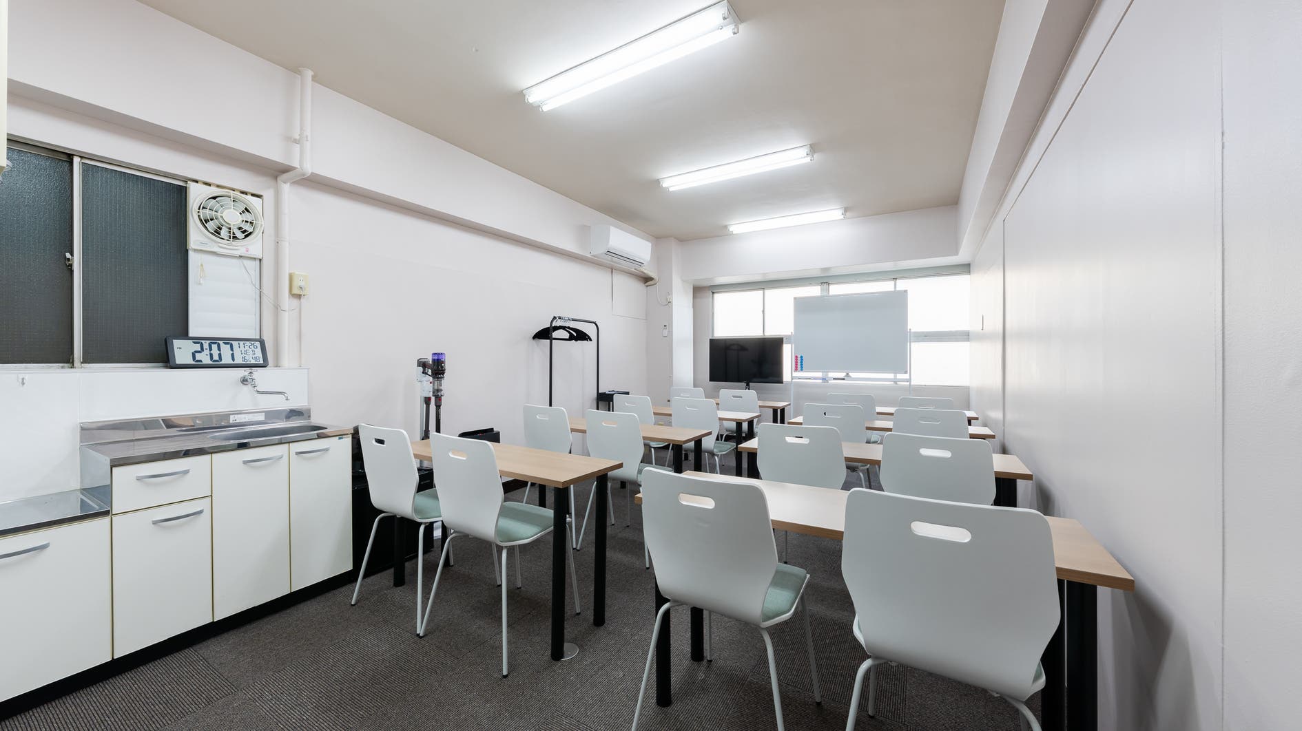 【池袋駅7分】18席、光回線高速WiFi、モニター・ホワイトボード完備☆1日1回スタッフ完全清掃の会議室の写真3