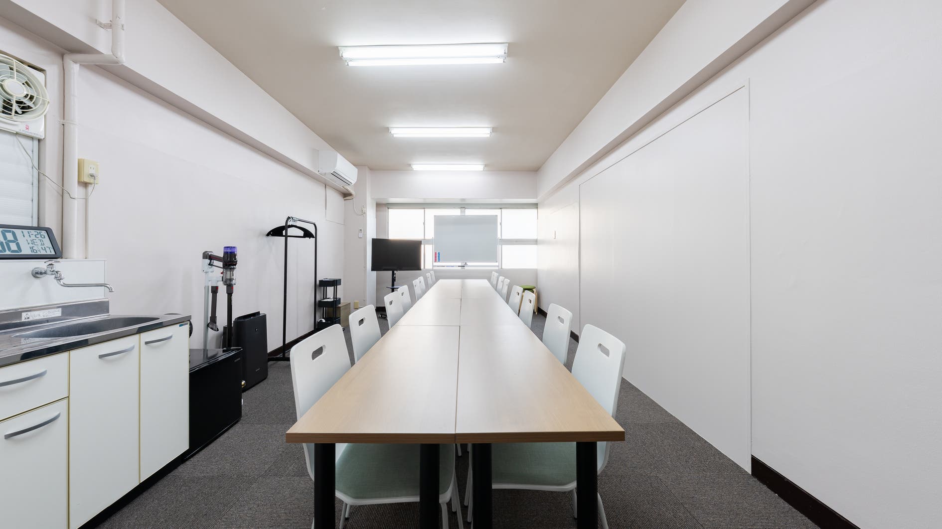 【池袋駅7分】18席、光回線高速WiFi、モニター・ホワイトボード完備☆1日1回スタッフ完全清掃の会議室の写真5