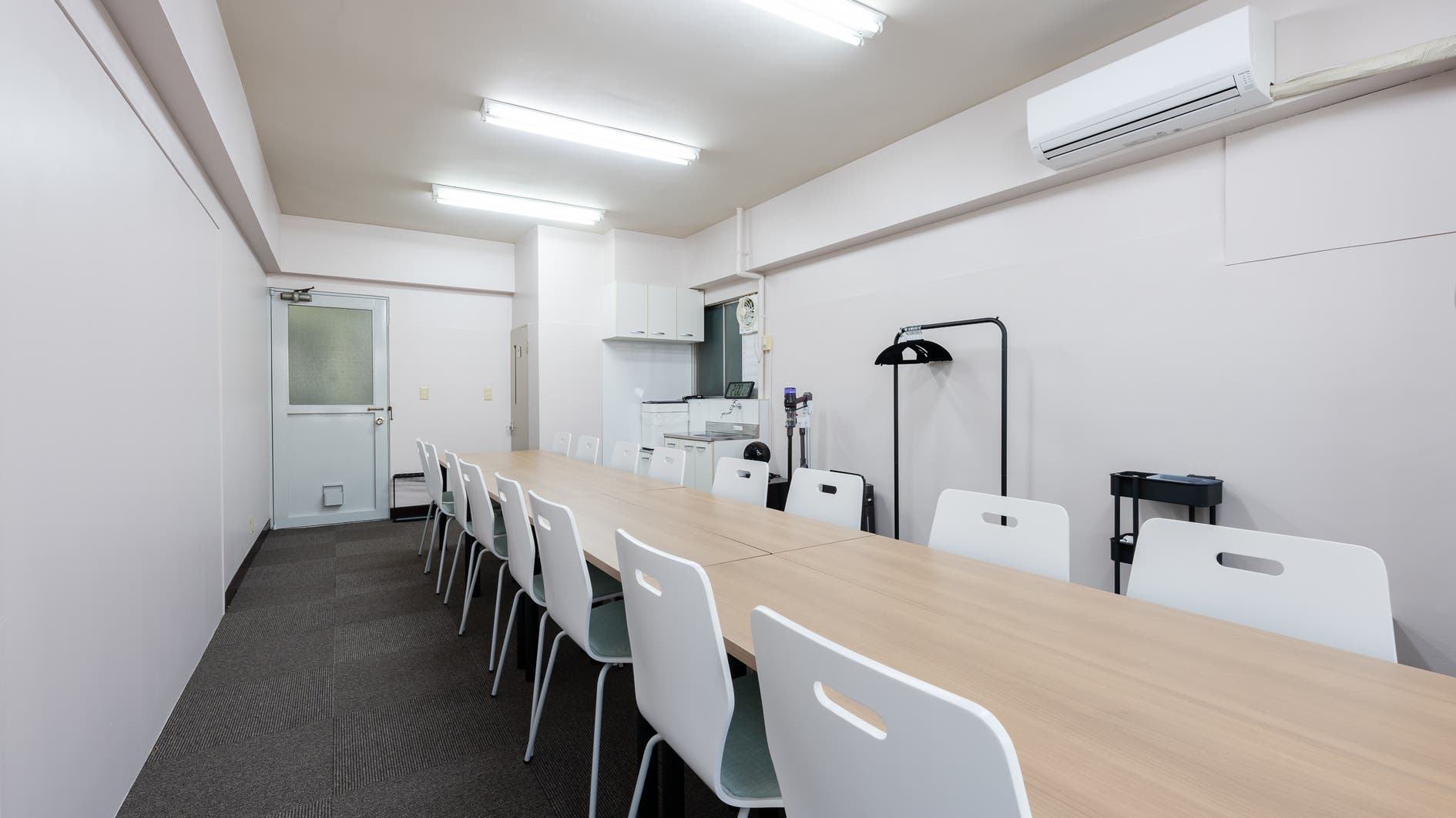 【池袋駅7分】18席、光回線高速WiFi、モニター・ホワイトボード完備☆1日1回スタッフ完全清掃の会議室の写真6