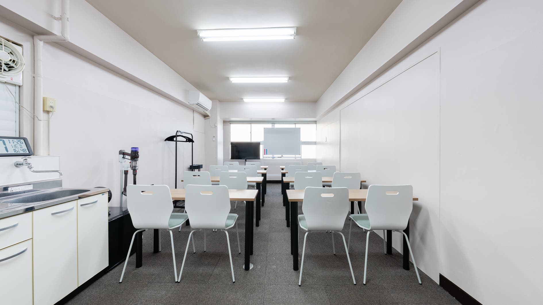 【池袋駅7分】18席、光回線高速WiFi、モニター・ホワイトボード完備☆1日1回スタッフ完全清掃の会議室の写真7