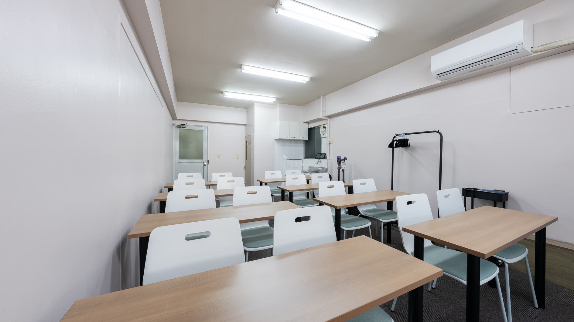 【池袋駅7分】18席、光回線高速WiFi、モニター・ホワイトボード完備☆1日1回スタッフ完全清掃の会議室の写真8