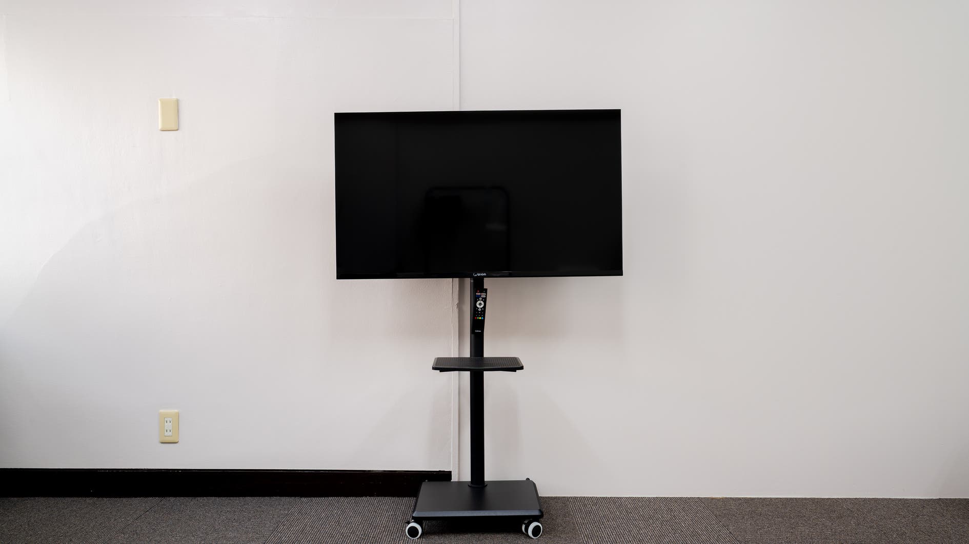 【池袋駅7分】18席、光回線高速WiFi、モニター・ホワイトボード完備☆1日1回スタッフ完全清掃の会議室の写真9