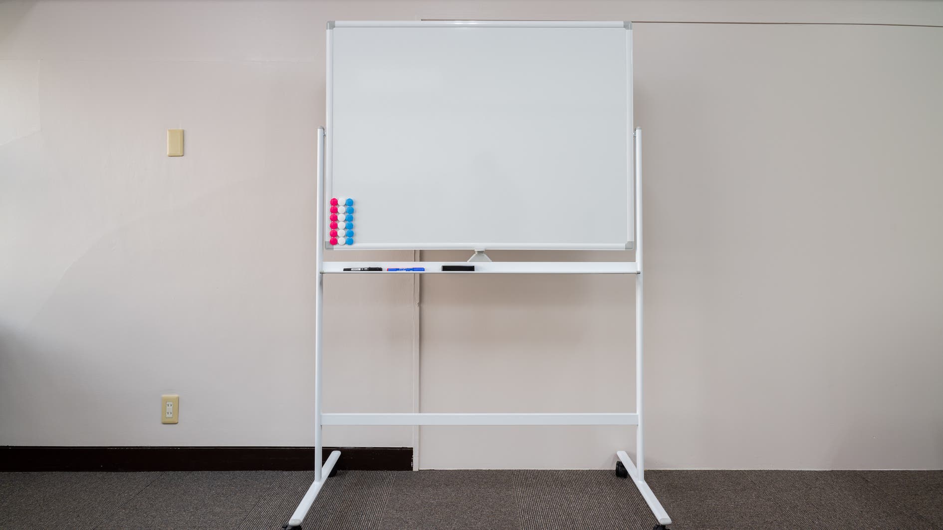 【池袋駅7分】18席、光回線高速WiFi、モニター・ホワイトボード完備☆1日1回スタッフ完全清掃の会議室の写真10