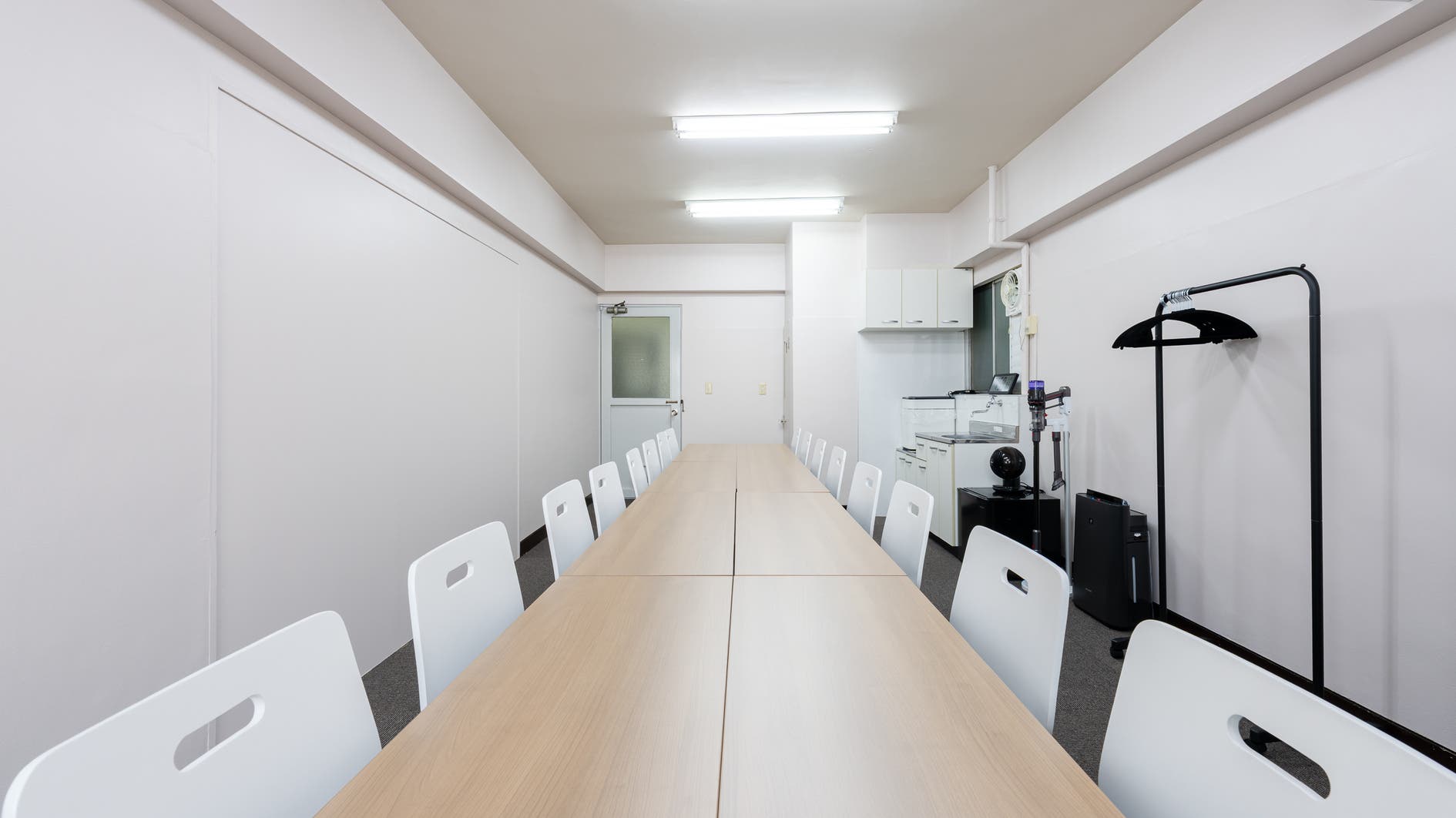 【池袋駅7分】18席、光回線高速WiFi、モニター・ホワイトボード完備☆1日1回スタッフ完全清掃の会議室の写真24