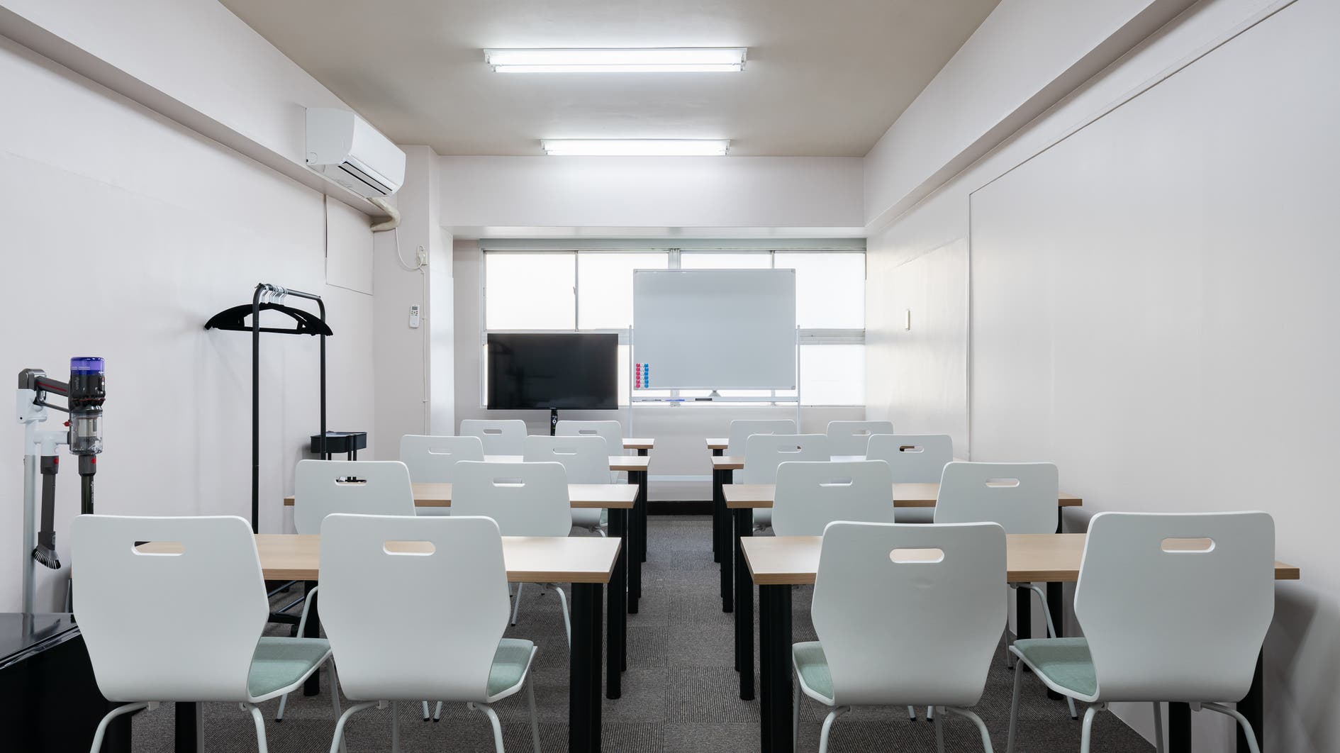 【池袋駅7分】18席、光回線高速WiFi、モニター・ホワイトボード完備☆1日1回スタッフ完全清掃の会議室の写真26