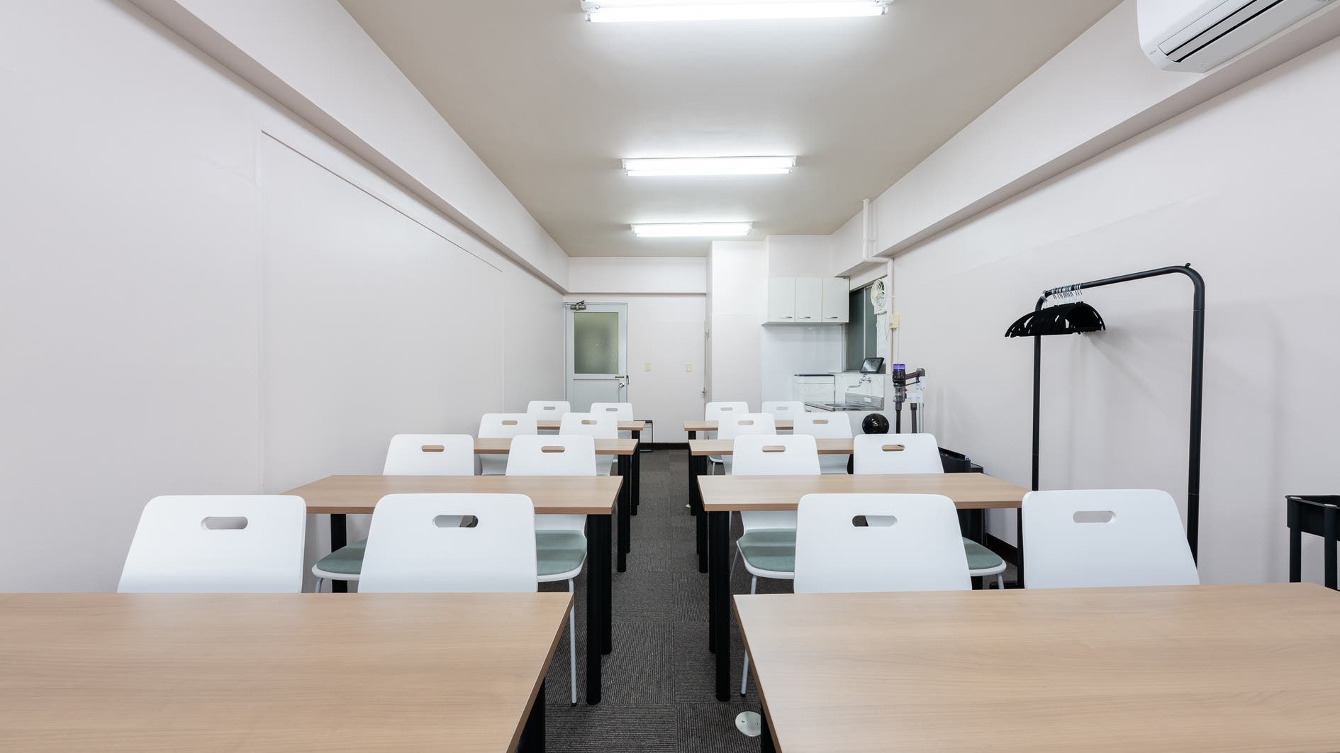 【池袋駅7分】18席、光回線高速WiFi、モニター・ホワイトボード完備☆1日1回スタッフ完全清掃の会議室の写真27