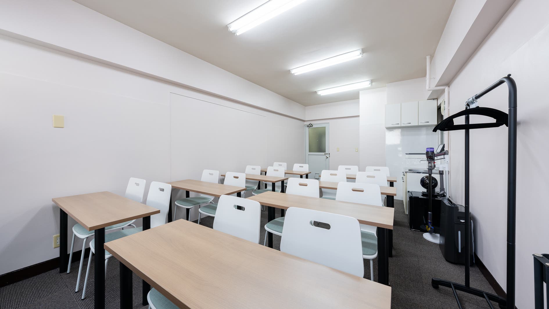 【池袋駅7分】18席、光回線高速WiFi、モニター・ホワイトボード完備☆1日1回スタッフ完全清掃の会議室の写真28