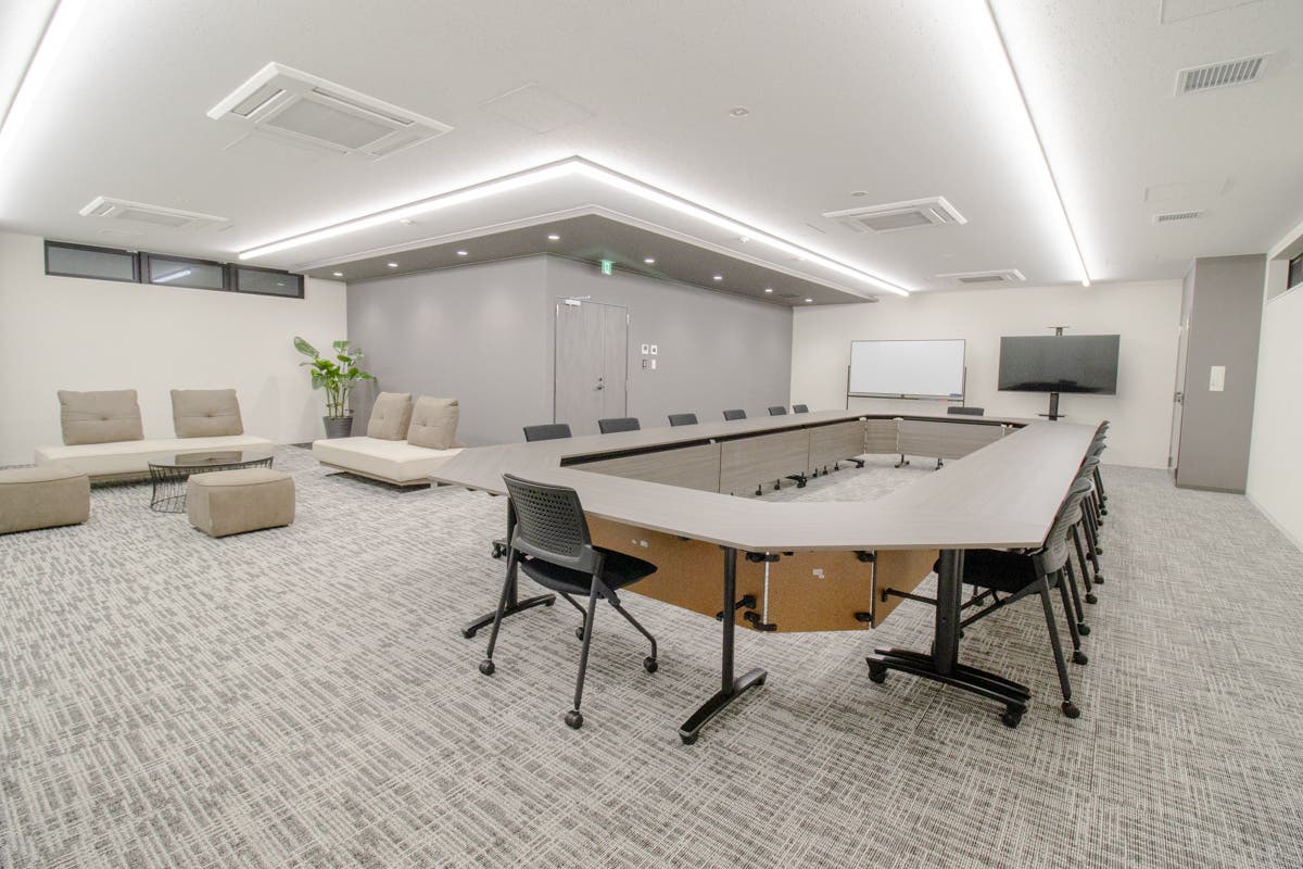 【博多駅2分！定員20名】モニター・WiFi・ホワイトボード無料！ふれあい貸し会議室Premium トヨタレンタリース博多駅前Sの写真1