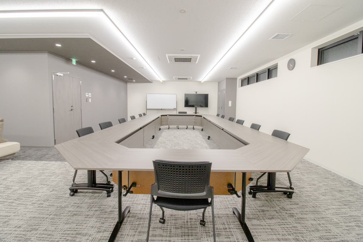 【博多駅2分！定員20名】モニター・WiFi・ホワイトボード無料！ふれあい貸し会議室Premium トヨタレンタリース博多駅前Sの写真3