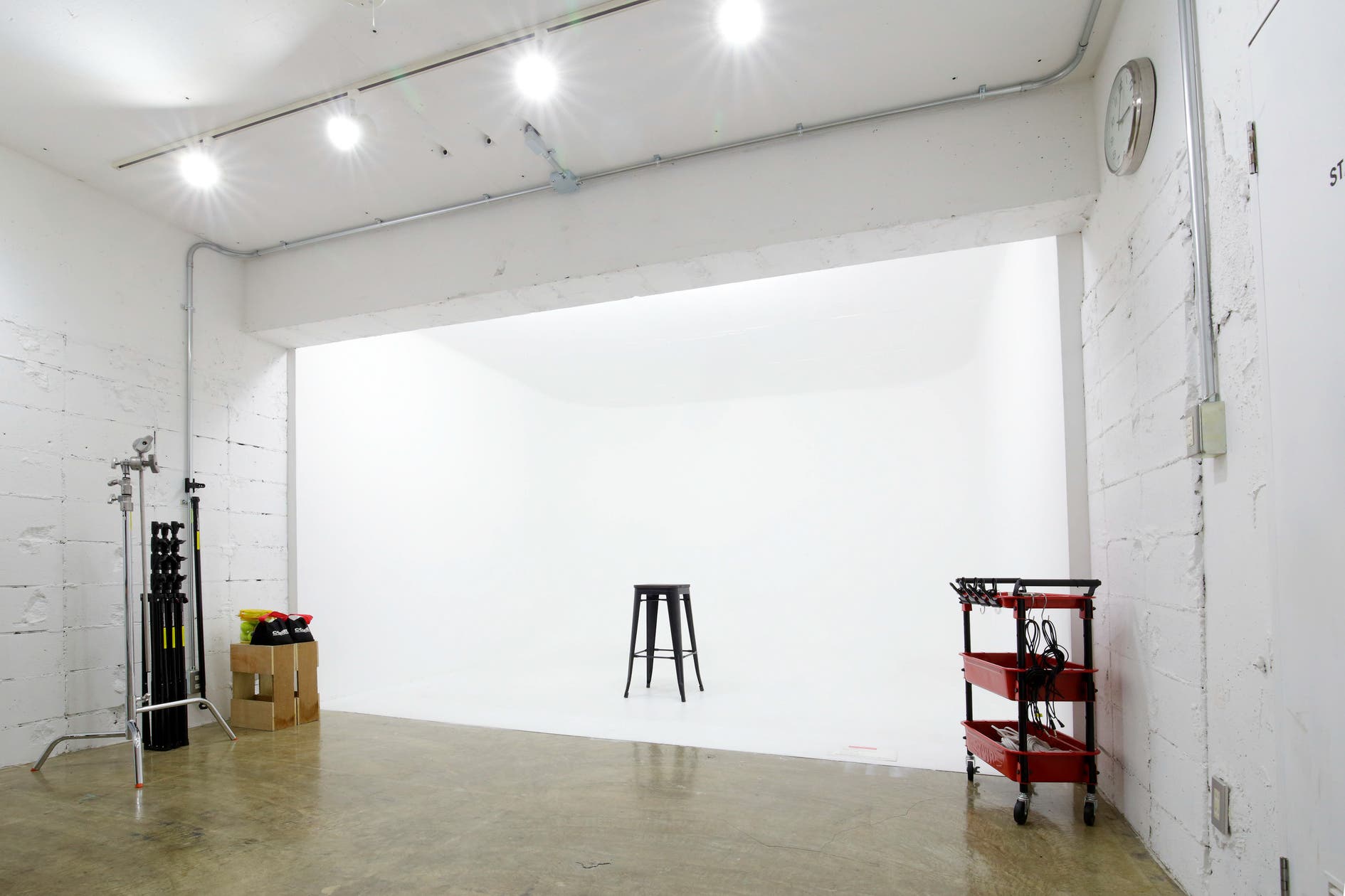 四谷三丁目駅から徒歩4分！専門業者施工の4面R白ホリスタジオの写真1