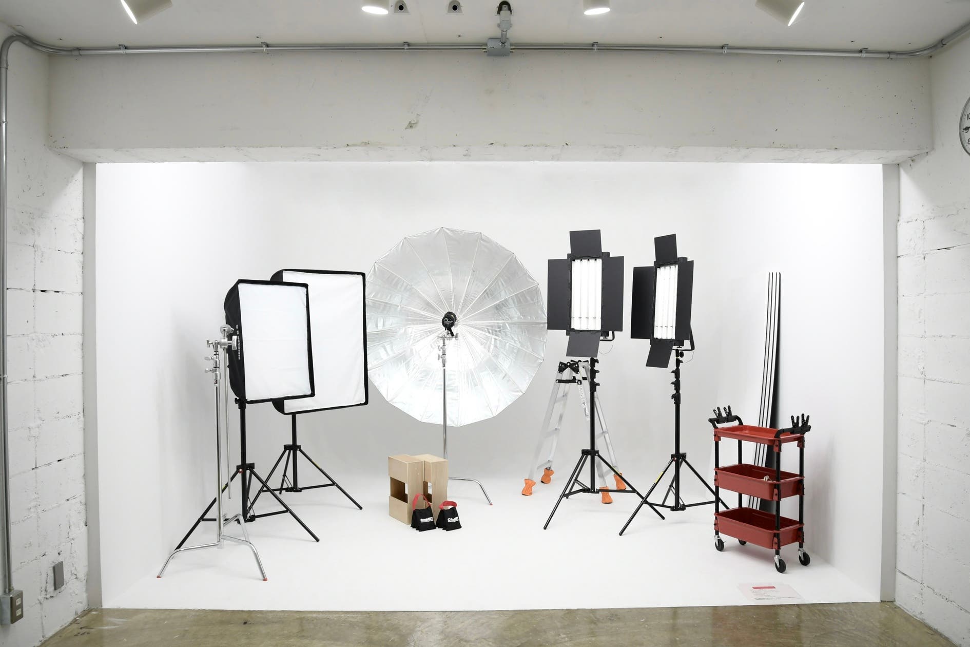 四谷三丁目駅から徒歩4分！専門業者施工の4面R白ホリスタジオの写真2